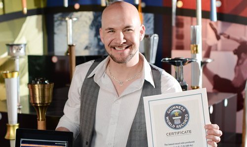 "Nổi da gà" với giọng hát siêu trầm của Tim Storms