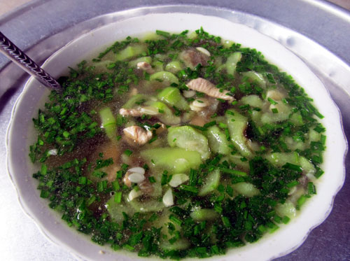 Canh mướp đất rau hẹ tỏa hương