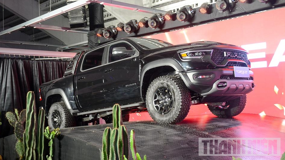 Siêu bán tải RAM TRX chính hãng về Việt Nam, giá từ 7,9 tỉ đồng