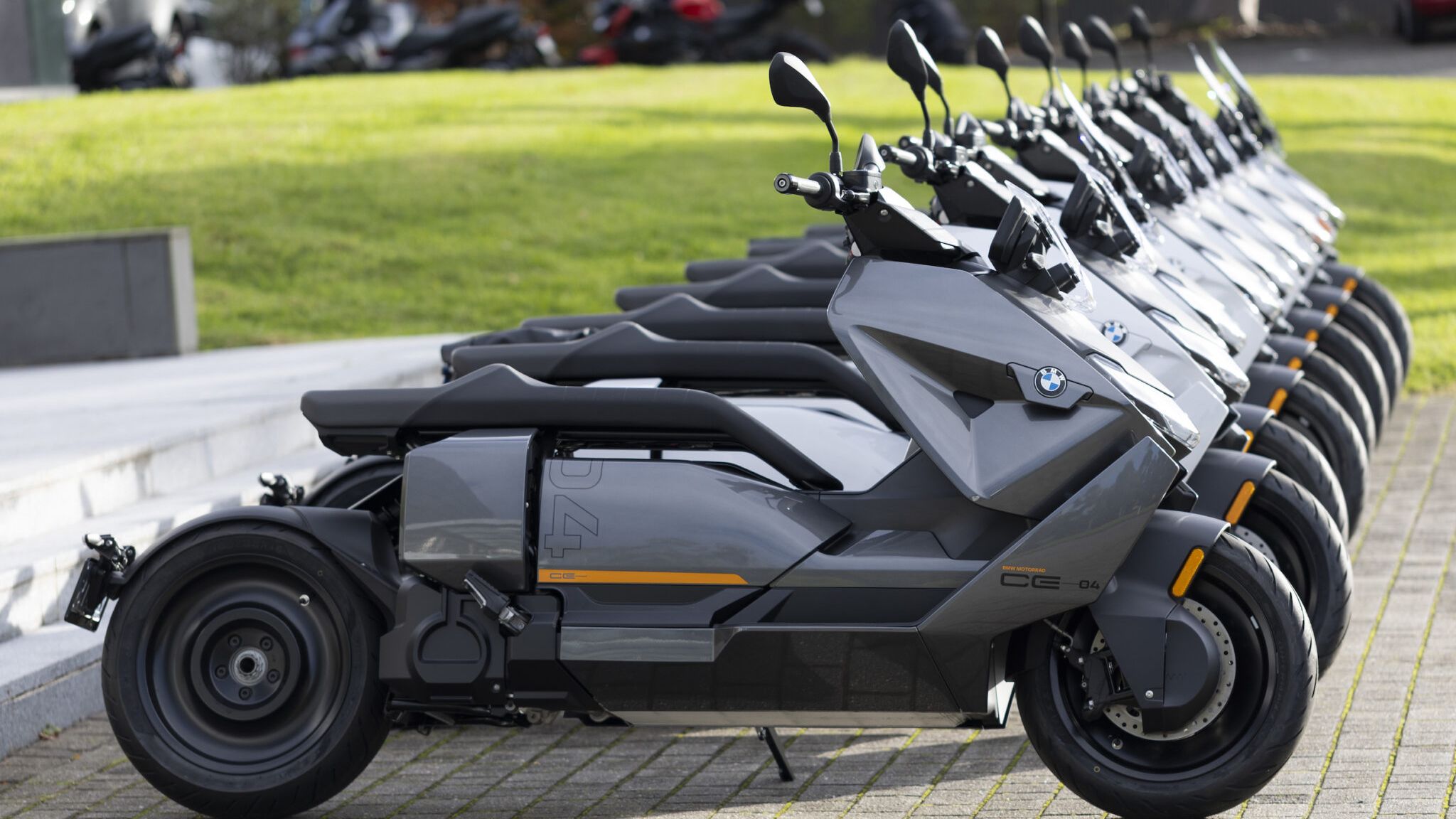 BMW CE04 di chuyển 130 km sau mỗi lần sạc đầy, chờ ngày về Việt Nam