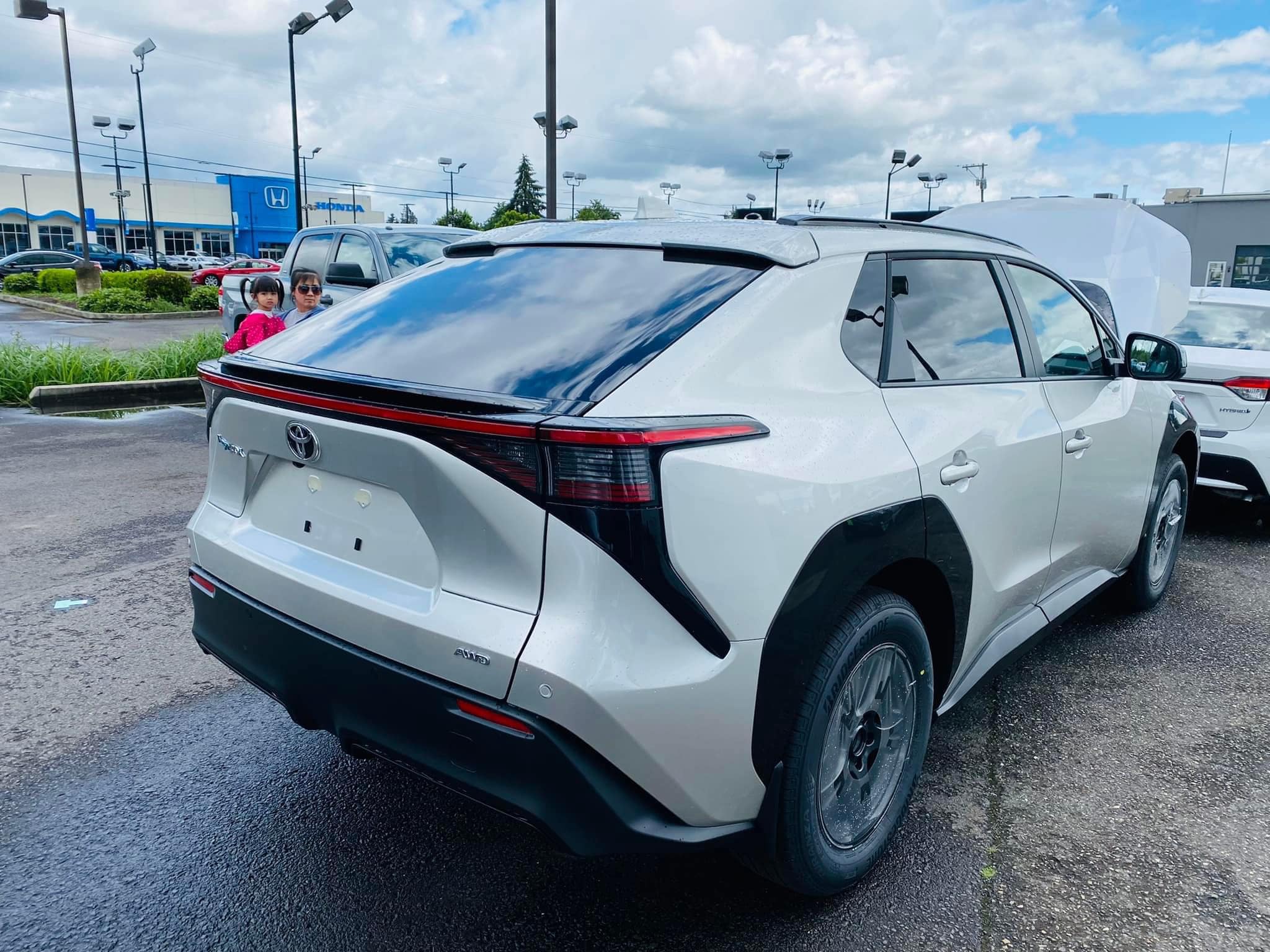 Xe điện Toyota bZ4X chỉ được trang bị 'bình dân'