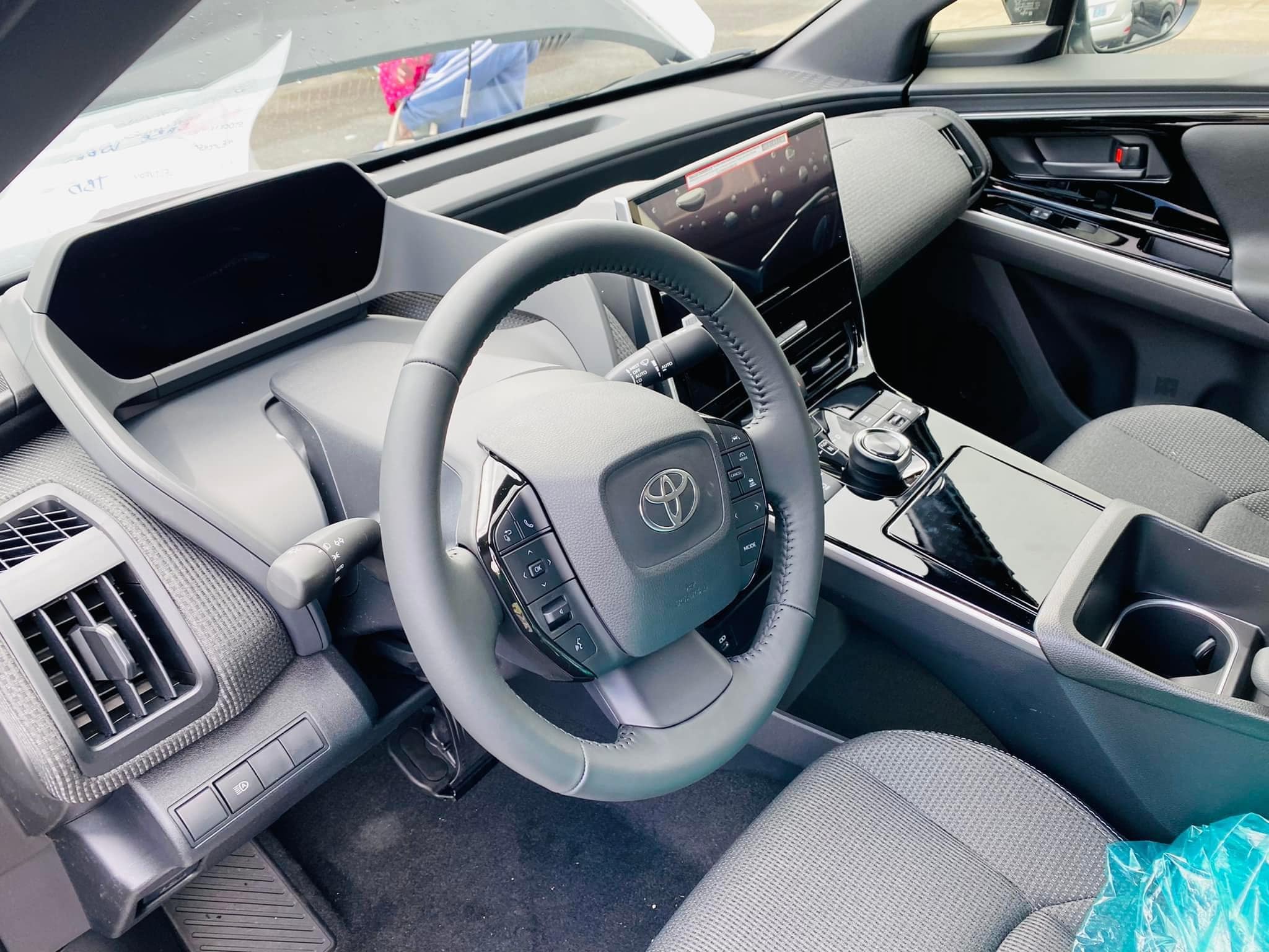 Xe điện Toyota bZ4X chỉ được trang bị 'bình dân'