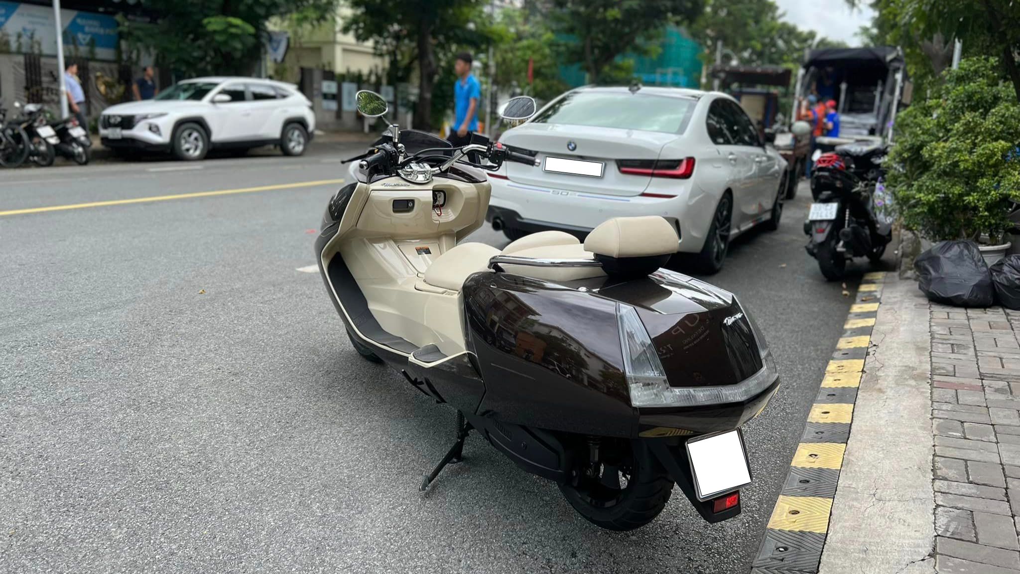 'Limousine 2 bánh' Yamaha Maxam kiểu dáng độc lạ tại Việt Nam