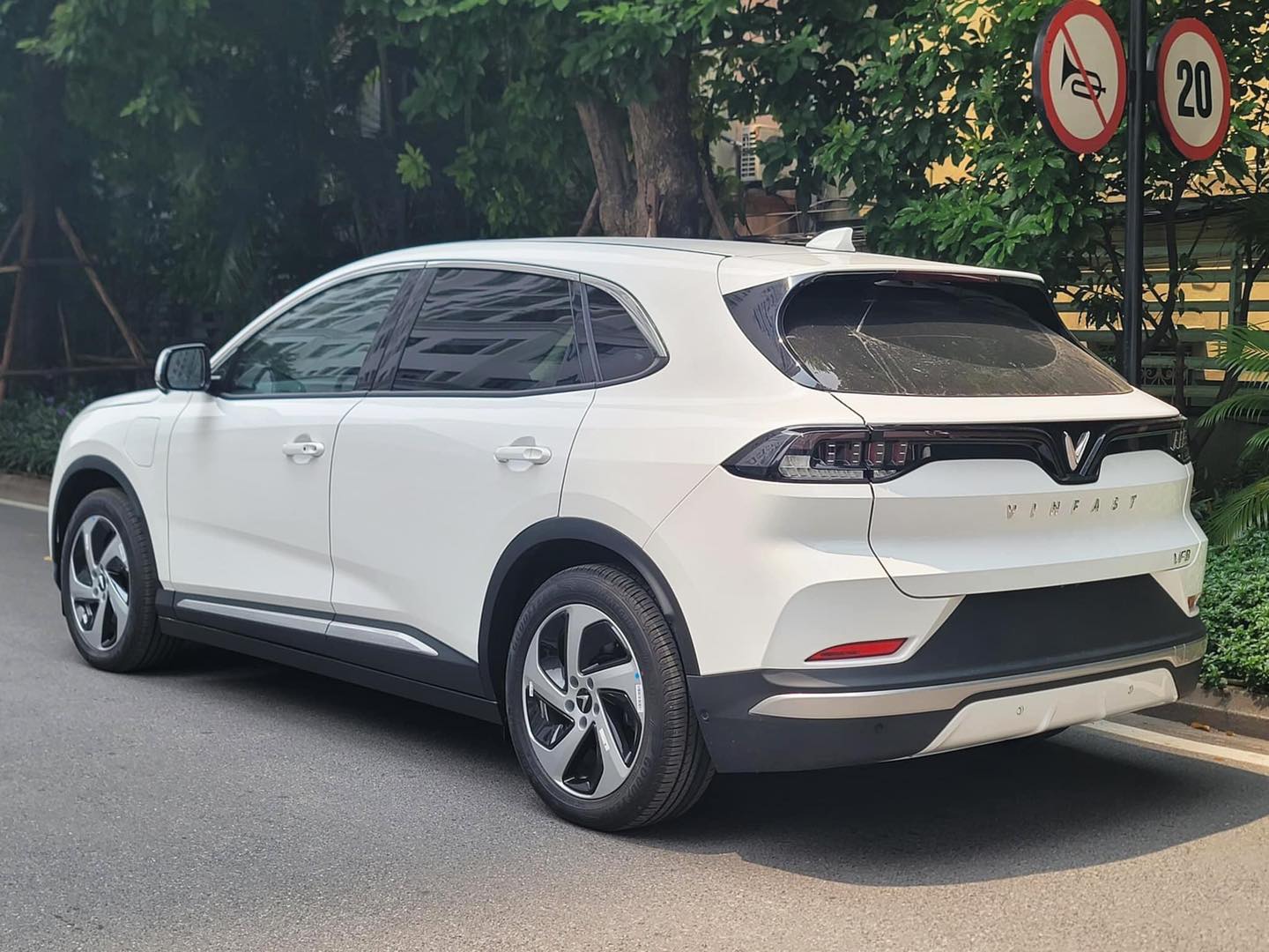 Giá bán VinFast VF8 giảm còn 850 triệu đồng tại Việt Nam