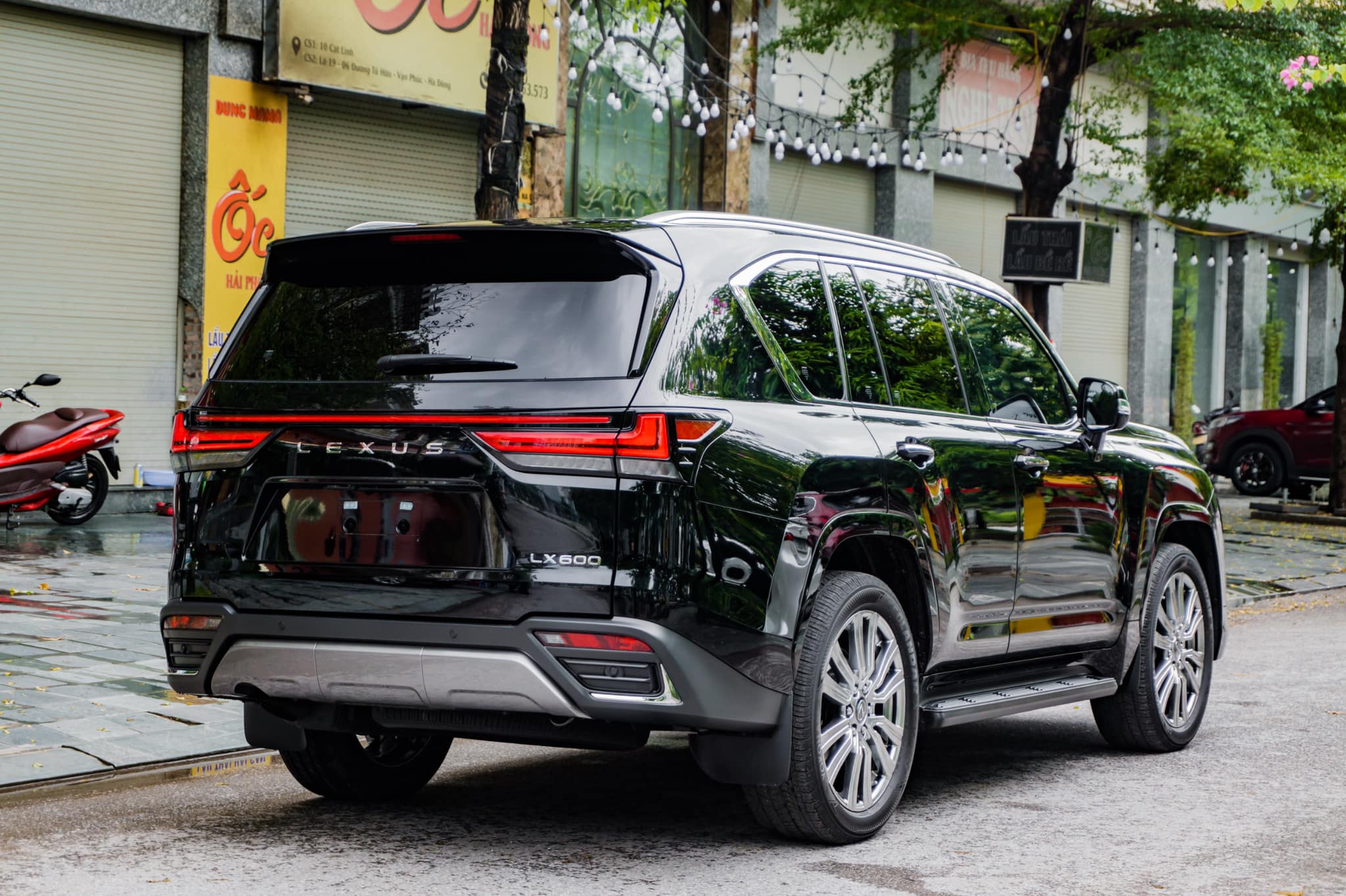 Lexus LX 600 có giá 'lạc' 7 tỉ đồng, giao xe ngay tại Việt Nam