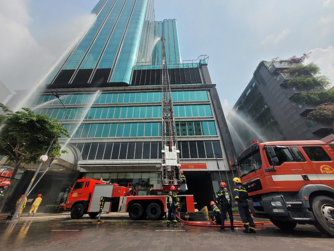 Công an TP.HCM diễn tập tình huống cháy nổ, cứu nạn tại tòa nhà Times ...