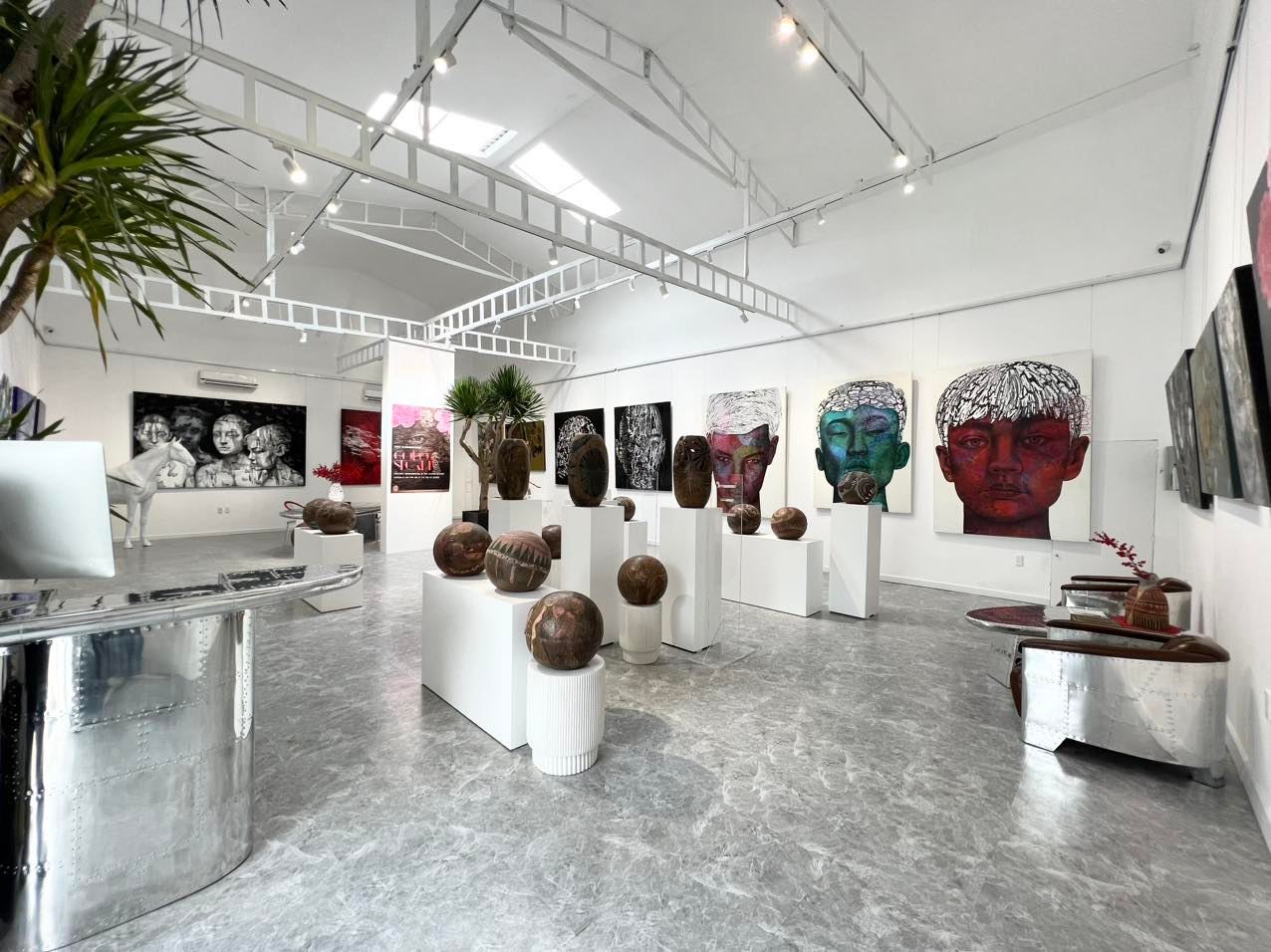 Cuồn cuộn hơi thở đương đại trong 'bí ẩn sắc màu' Hà Hùng Dũng và Vichit Nongnual