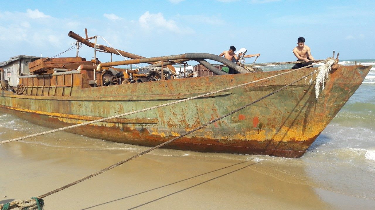 'Tàu ma' trôi dạt vào bờ biển Nhật Bản