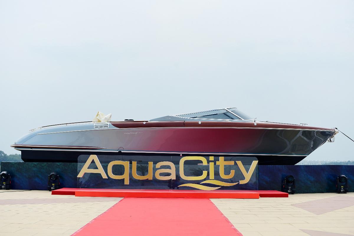 Huyền thoại du thuyền Riva Aquariva Super cập bến Aqua Marina, đô thị ...