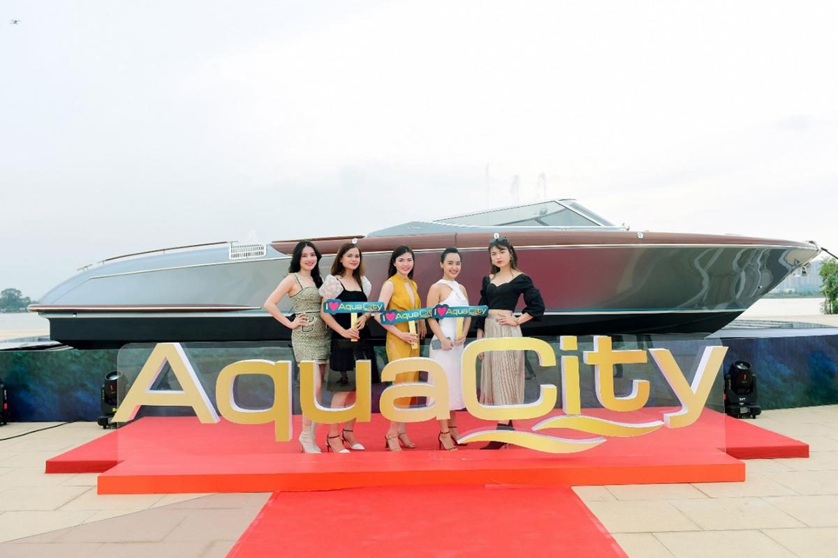 Huyền thoại du thuyền Riva Aquariva Super cập bến Aqua Marina, đô thị ...