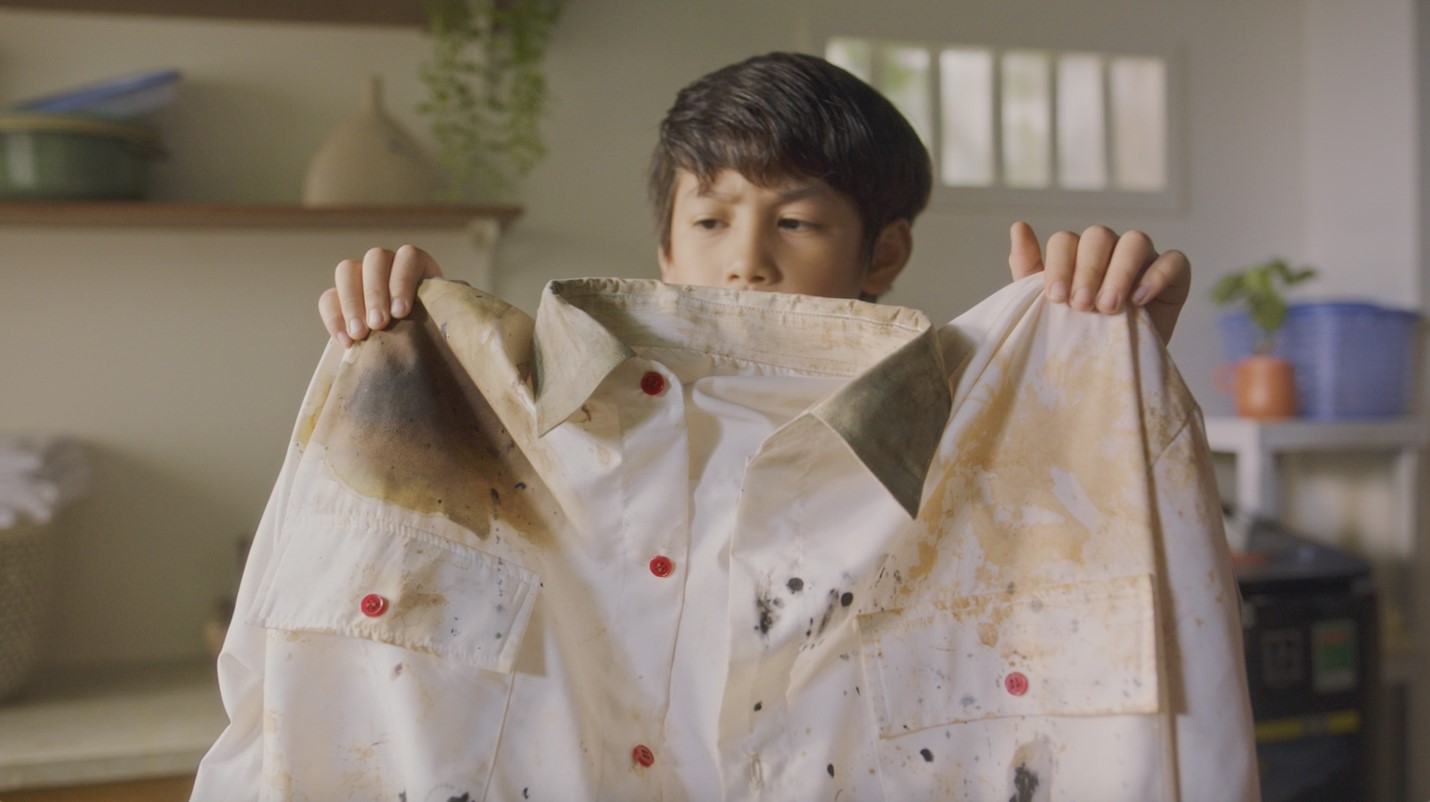 Chiếc áo bẩn và câu chuyện cảm động về tình cảm gia đình