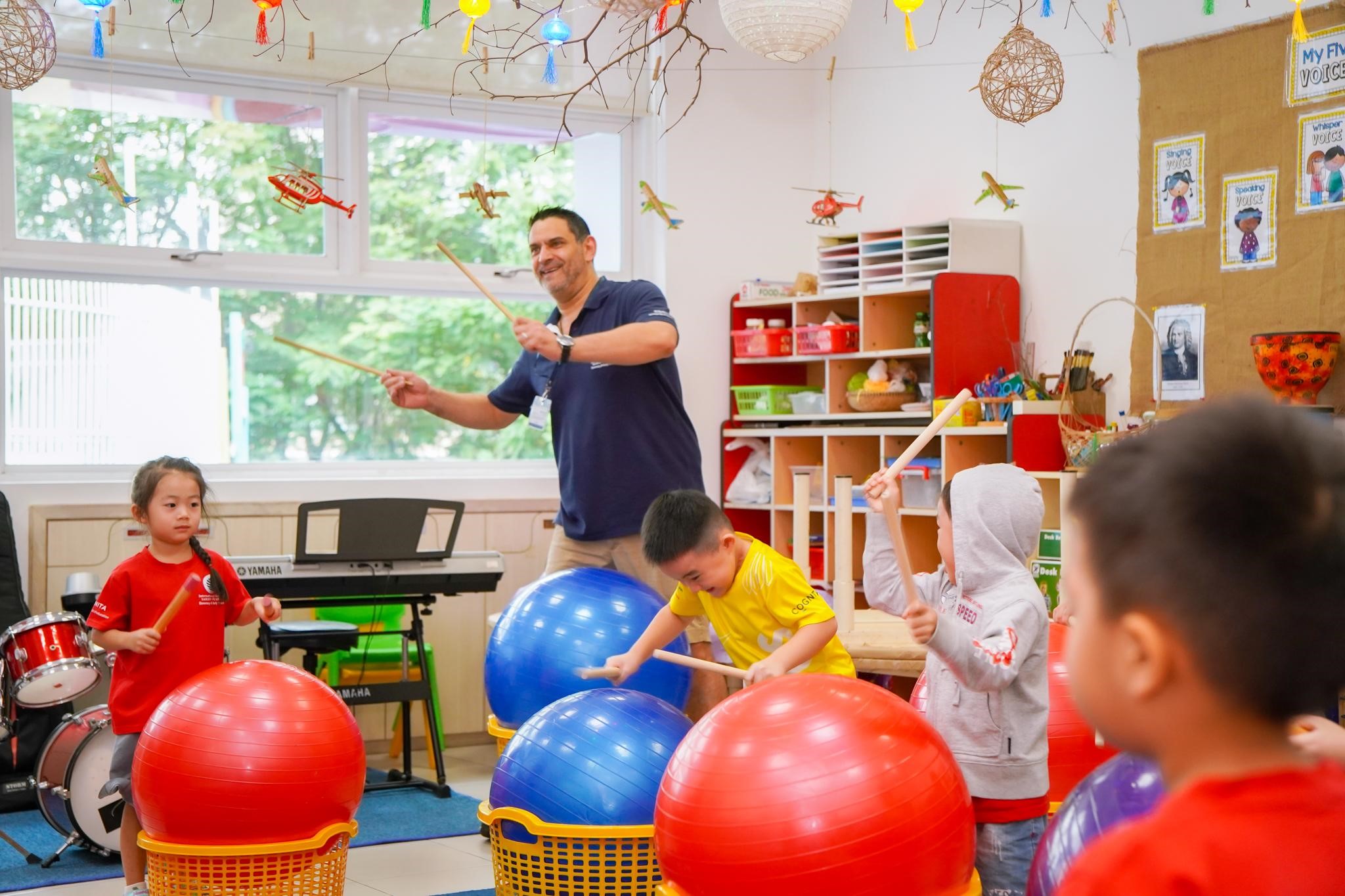 Trẻ học làm người từ chính hành động của chúng ta và môi trường xung quanh