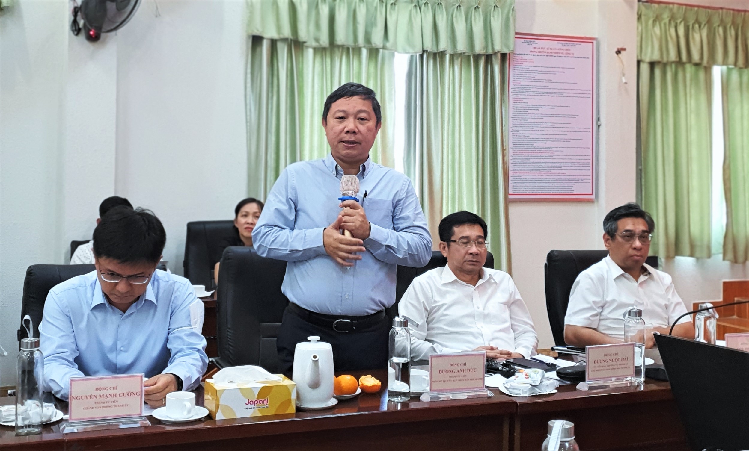 Lãnh đạo TP.HCM cam kết luôn sát cánh cùng nhân viên y tế