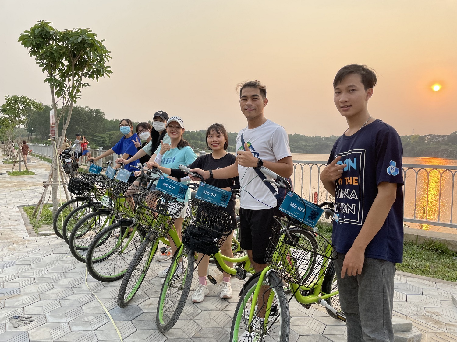 Sinh viên vi vu khắp làng đại học với xe đạp miễn phí