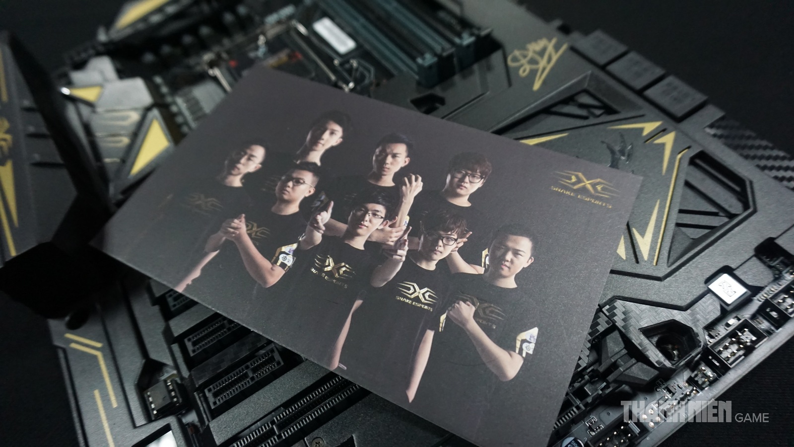 Cận cảnh chiếc Mainboard 'độc nhất vô nhị' có chữ ký của SofM