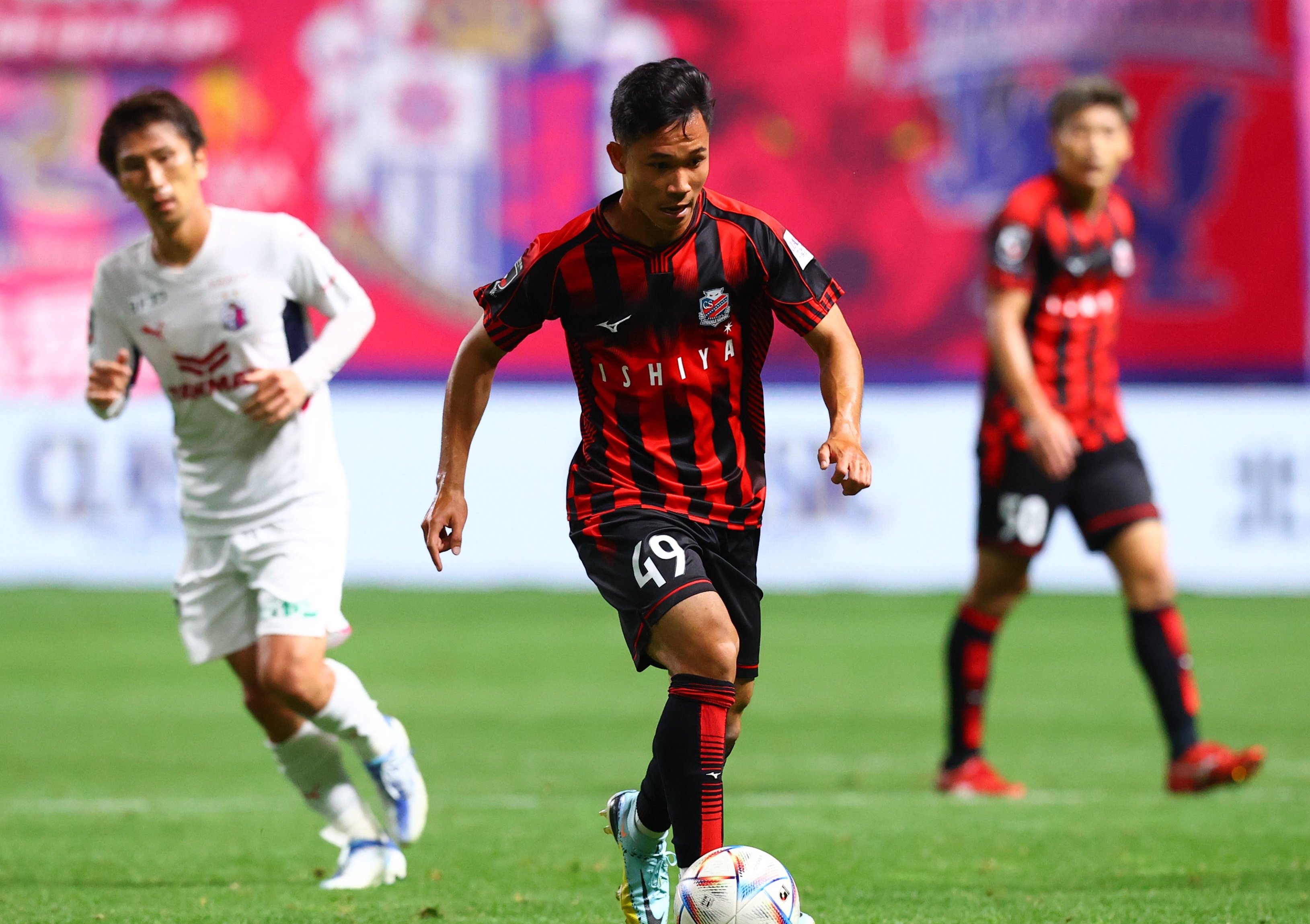 Cầu thủ Thái Lan ở J League theo chân Chanathip Songkrasin không muốn dự AFF Cup