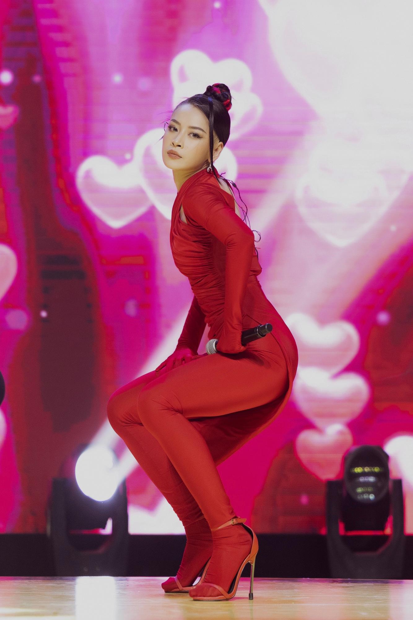 Chi Pu tái xuất sân khấu với vai trò ca sĩ