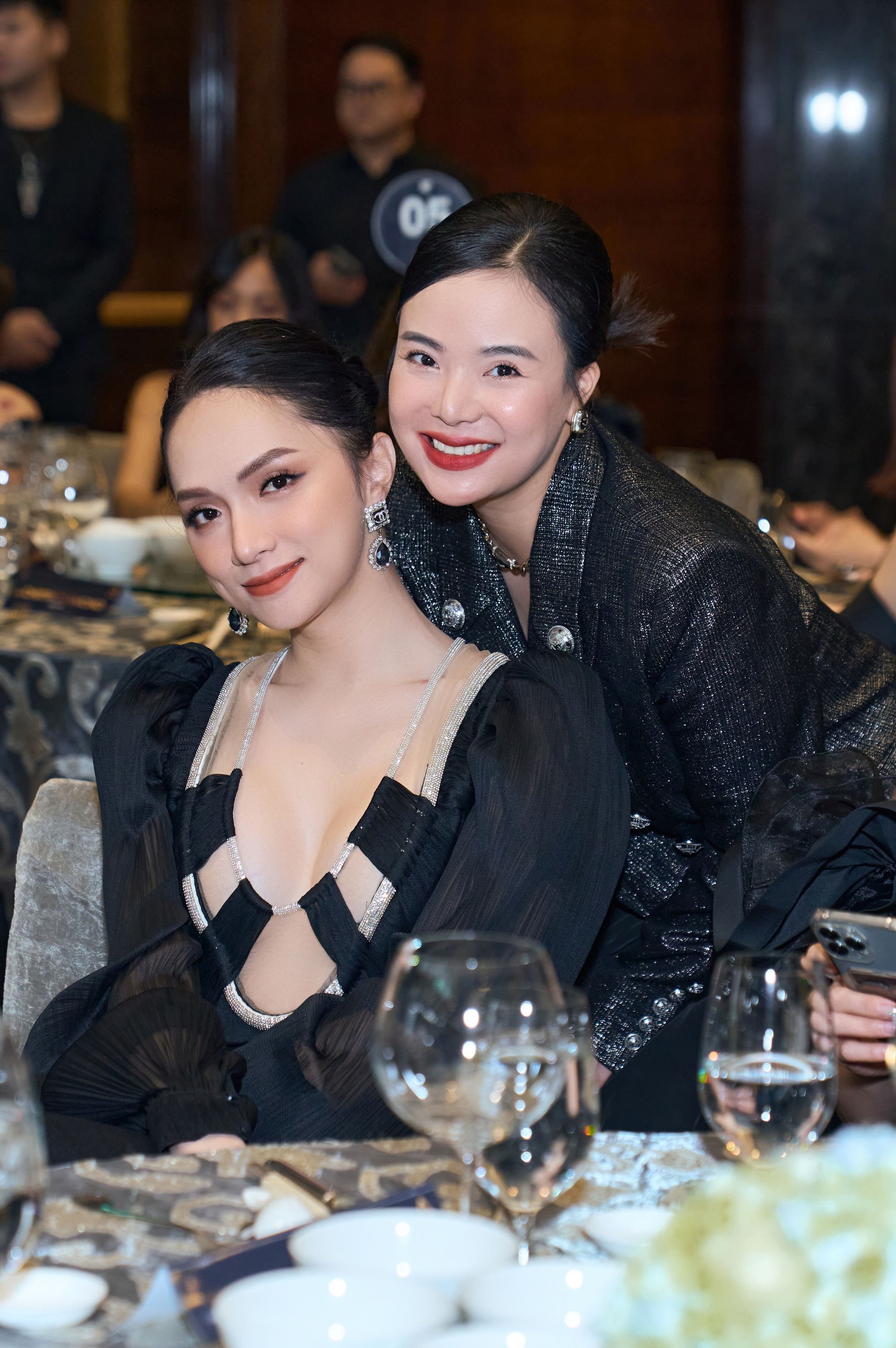 Lệ Quyên 'đụng mặt' Hồ Ngọc Hà, tiết lộ chi phí khủng sắm đồ hiệu