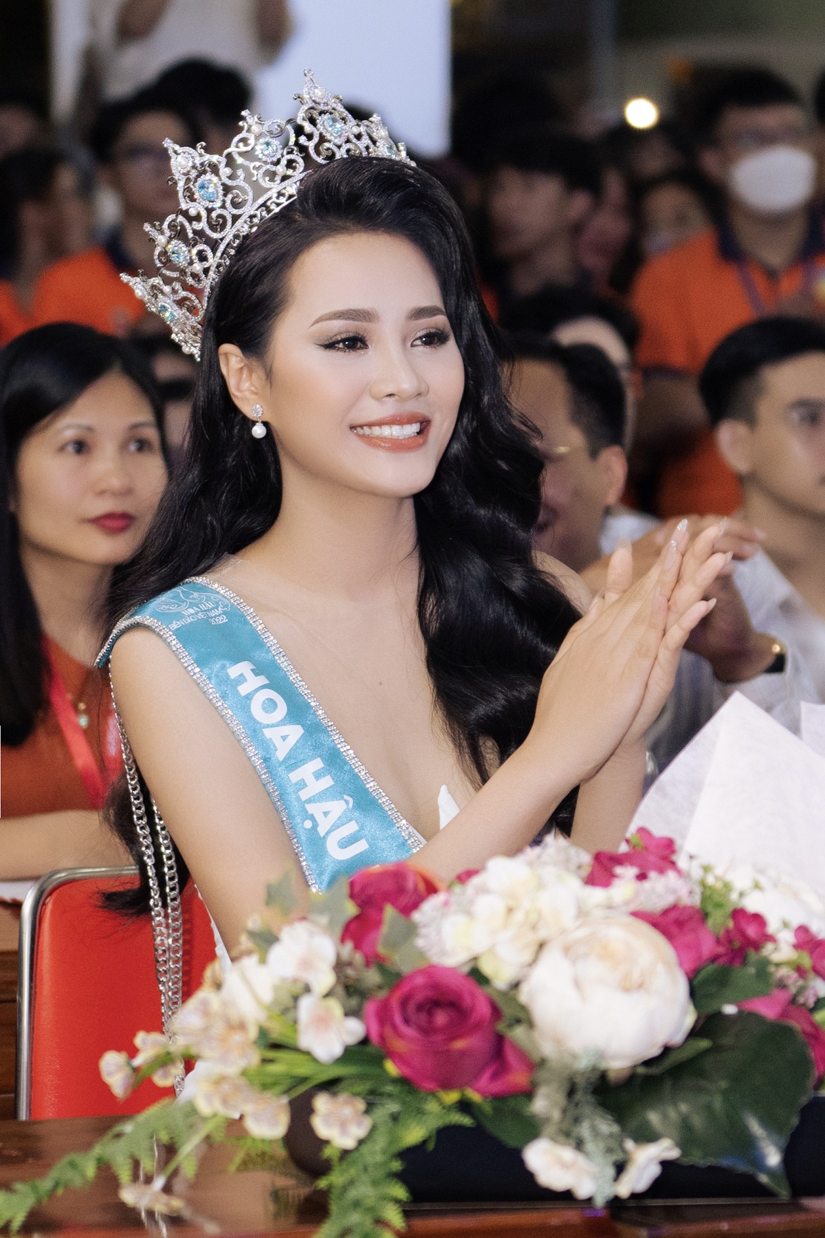 Hoa hậu Đinh Như Phương về thăm trường đại học