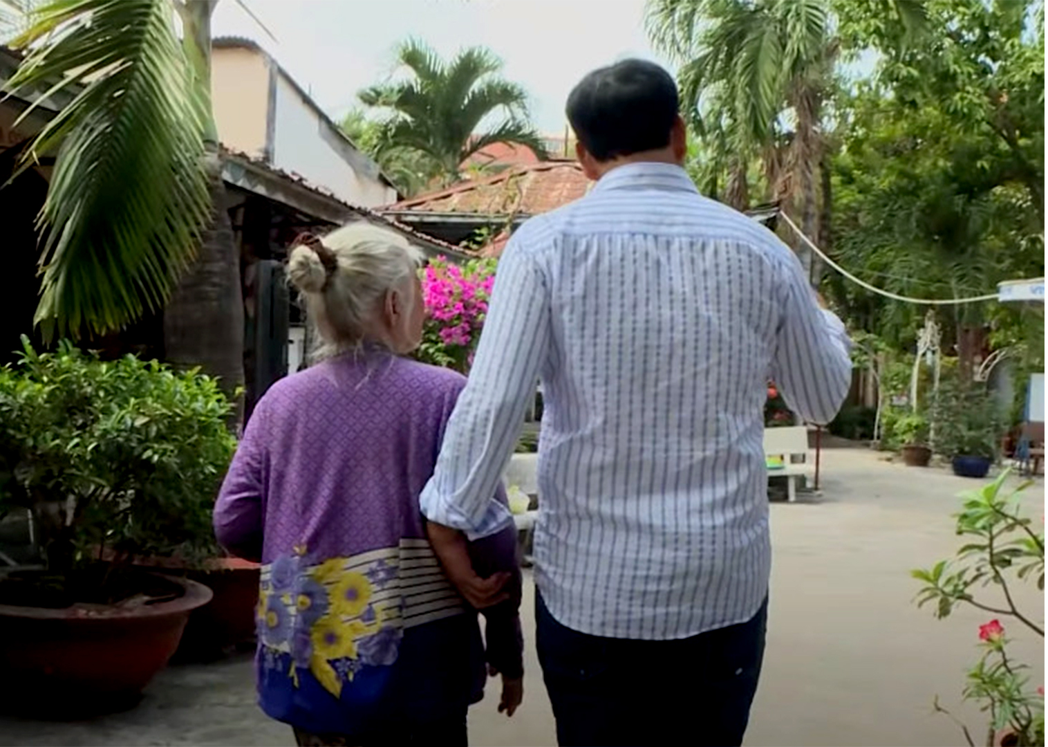 Nghệ sĩ Hồng Sáp 85 tuổi vẫn chật vật mưu sinh ở hậu trường sân khấu