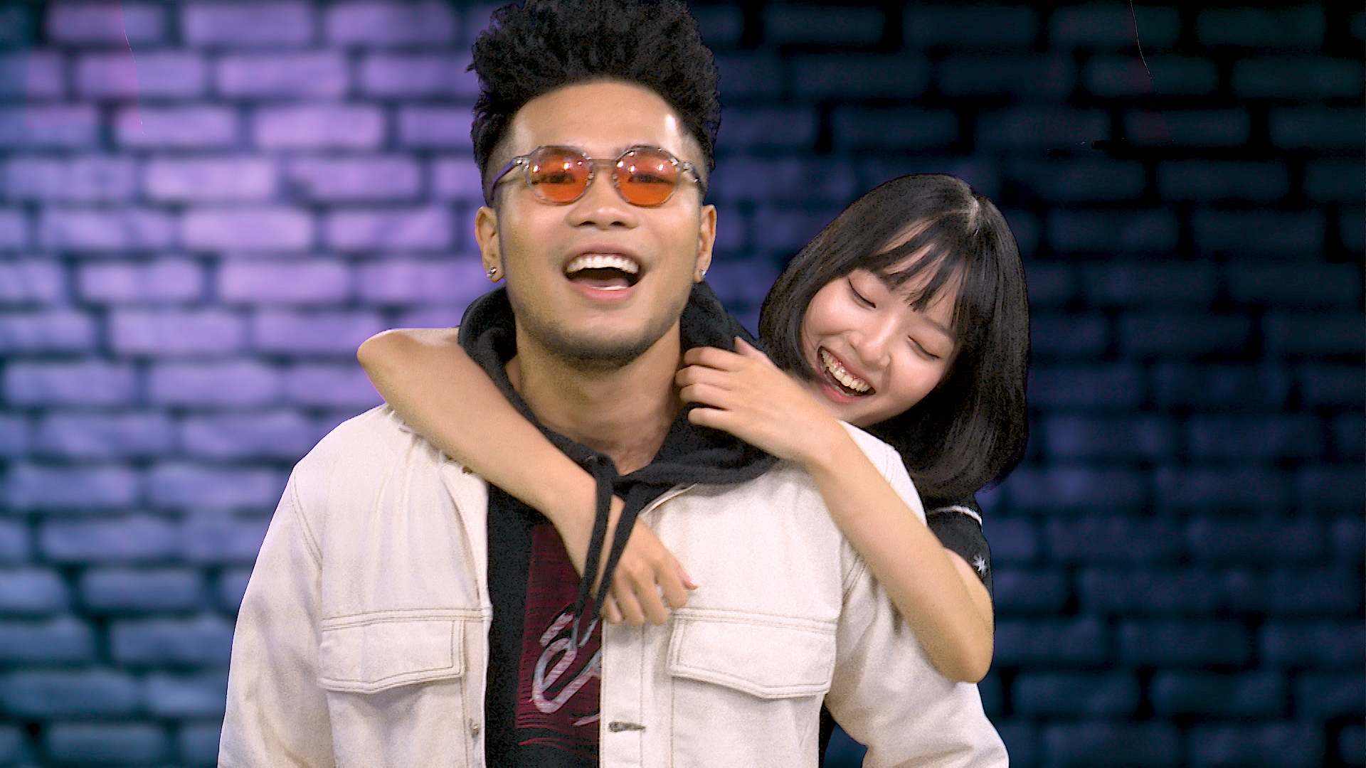 Phúc Du vừa cõng Khánh Nhi vừa rap live 'đứa nào làm em buồn?'