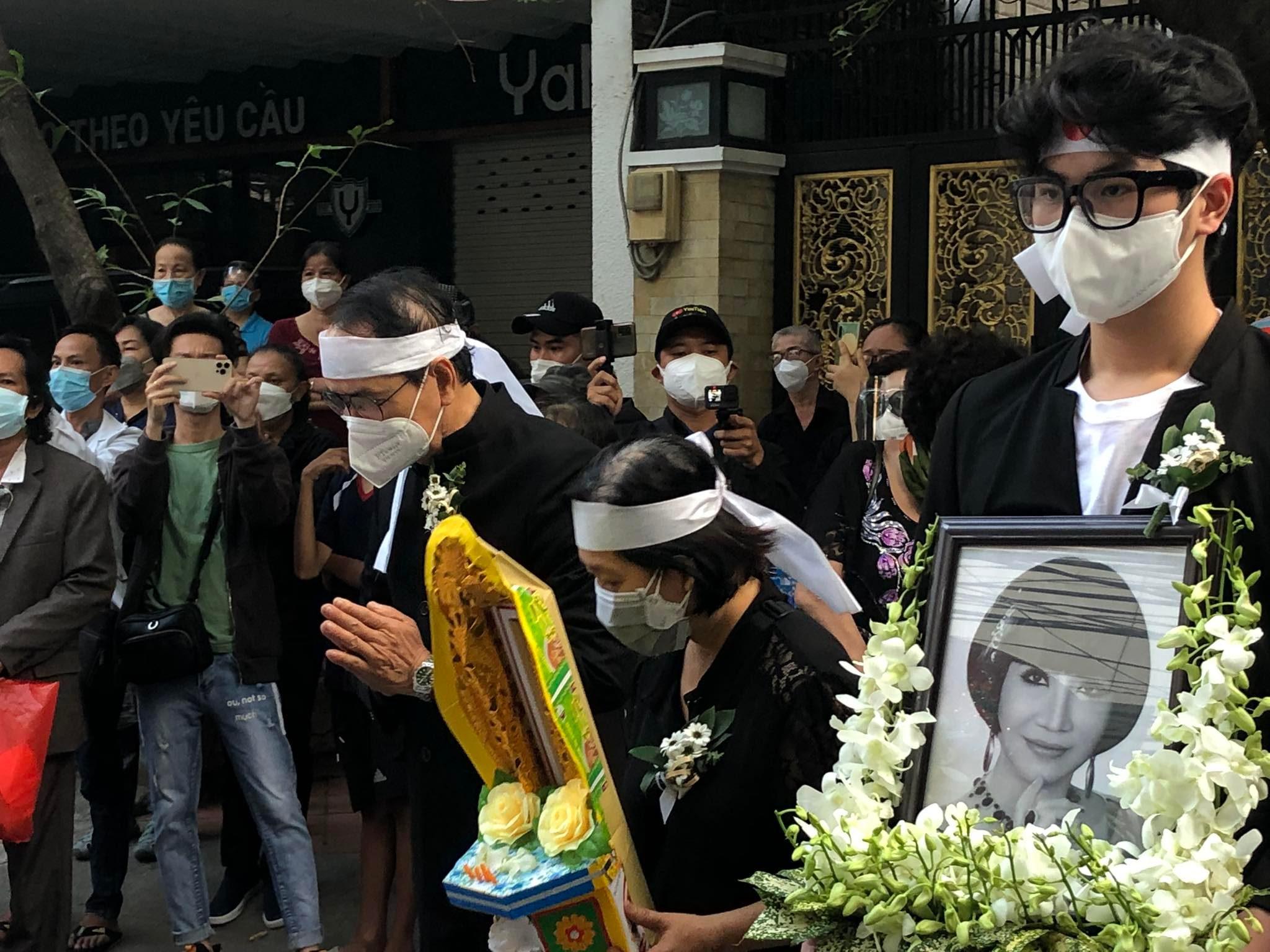Đưa nghệ sĩ Thanh Kim Huệ về nơi an nghỉ cuối cùng