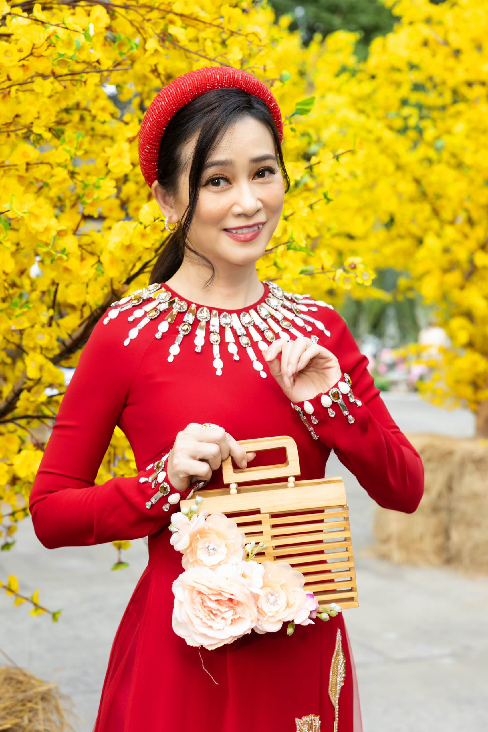 NSƯT Tuyết Thu khoe sắc vóc quyến rũ, rạng rỡ ở tuổi 51