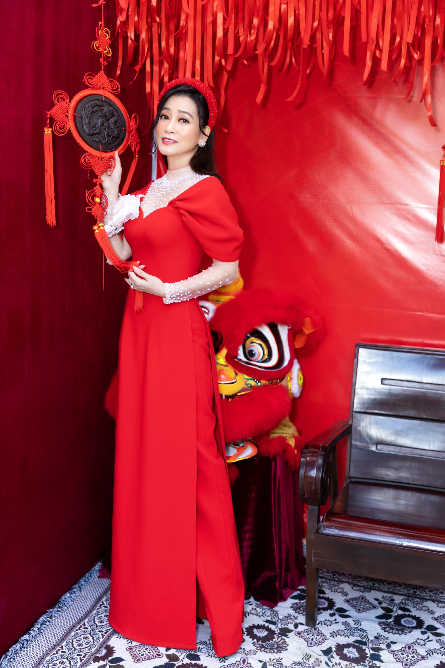 NSƯT Tuyết Thu khoe sắc vóc quyến rũ, rạng rỡ ở tuổi 51