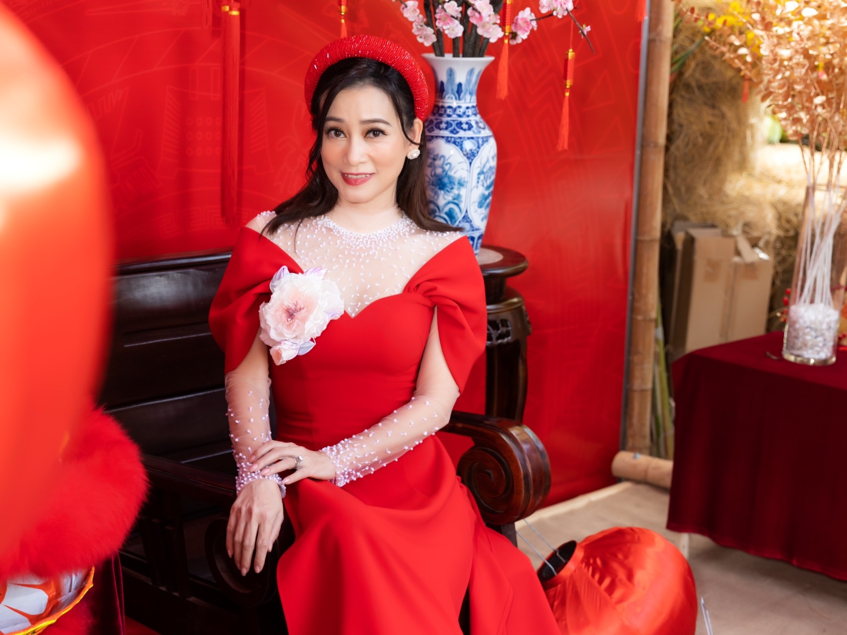 NSƯT Tuyết Thu khoe sắc vóc quyến rũ, rạng rỡ ở tuổi 51