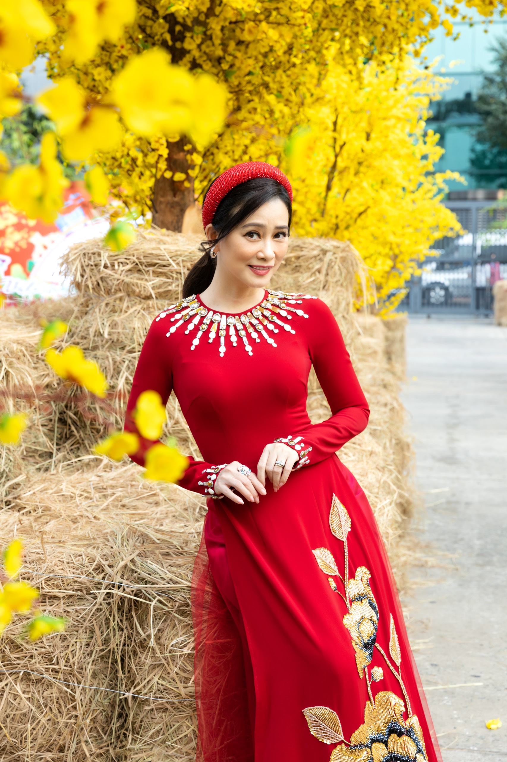 NSƯT Tuyết Thu khoe sắc vóc quyến rũ, rạng rỡ ở tuổi 51