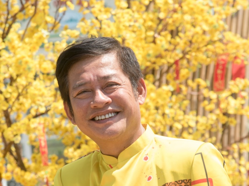 Tấn Beo nhớ thời chạy show đến 1 giờ sáng, khán giả ném đồ lên sân khấu