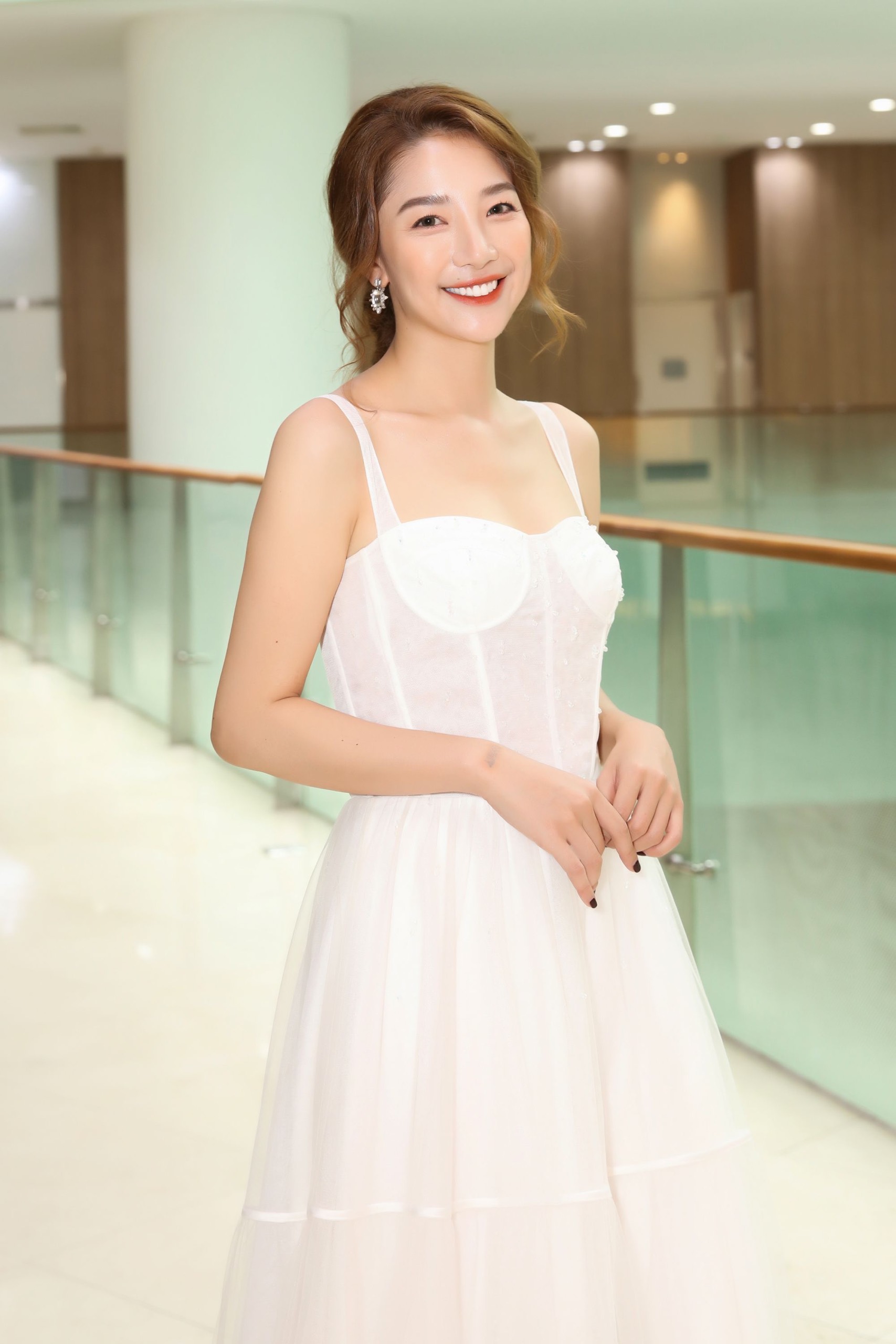 Minh Khuê 'Cô gái xấu xí' tái xuất sau biến cố