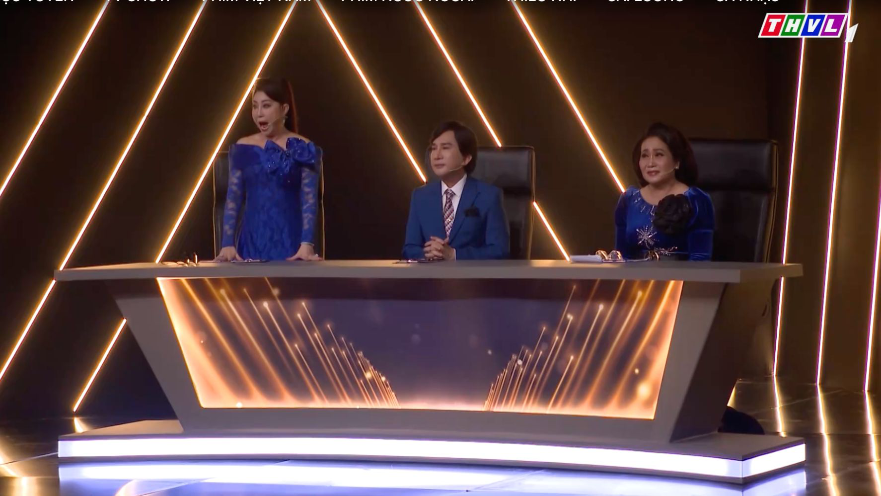 Thoại Mỹ bật khỏi ghế trước thí sinh hát giống cố NSƯT Thanh Kim Huệ