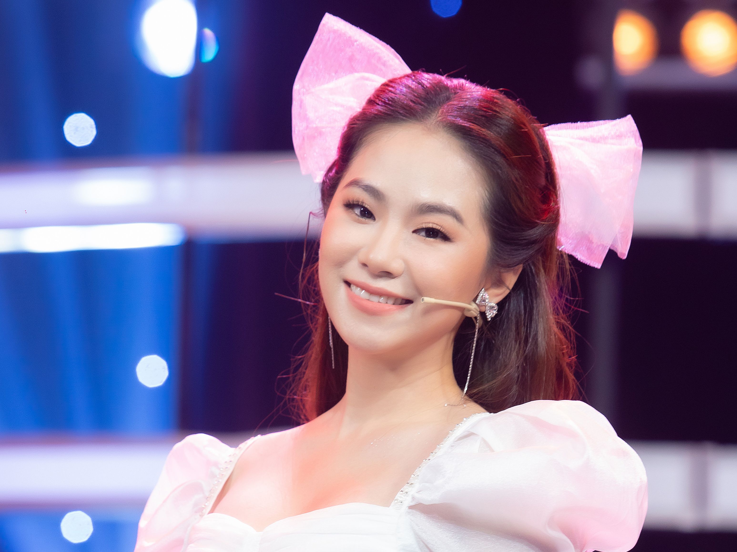 Lương Bích Hữu trẻ trung ngồi ghế nóng 'Gương mặt thân quen'