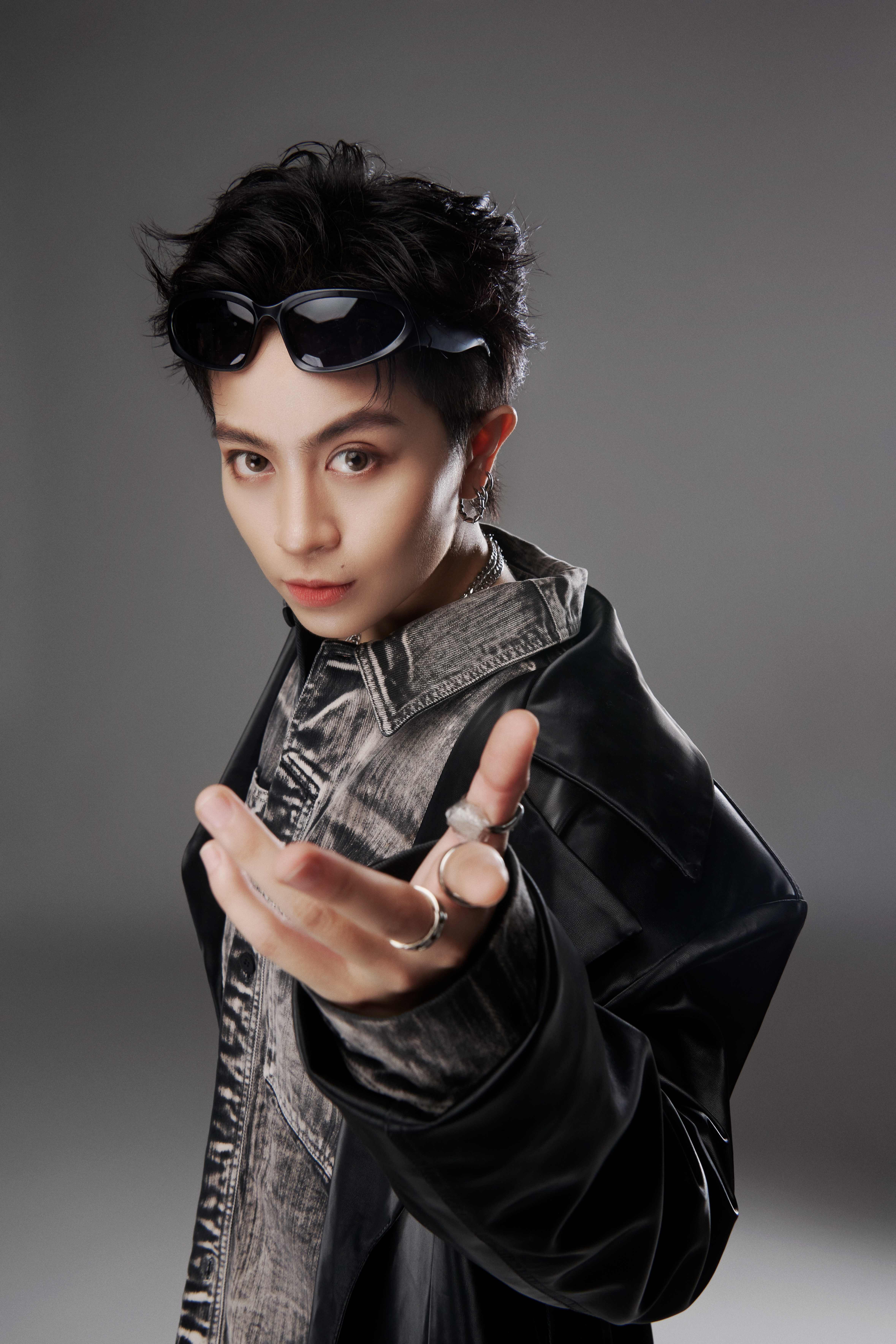 Gil Lê tái xuất âm nhạc khi ghi danh tại 'The Heroes 2022'