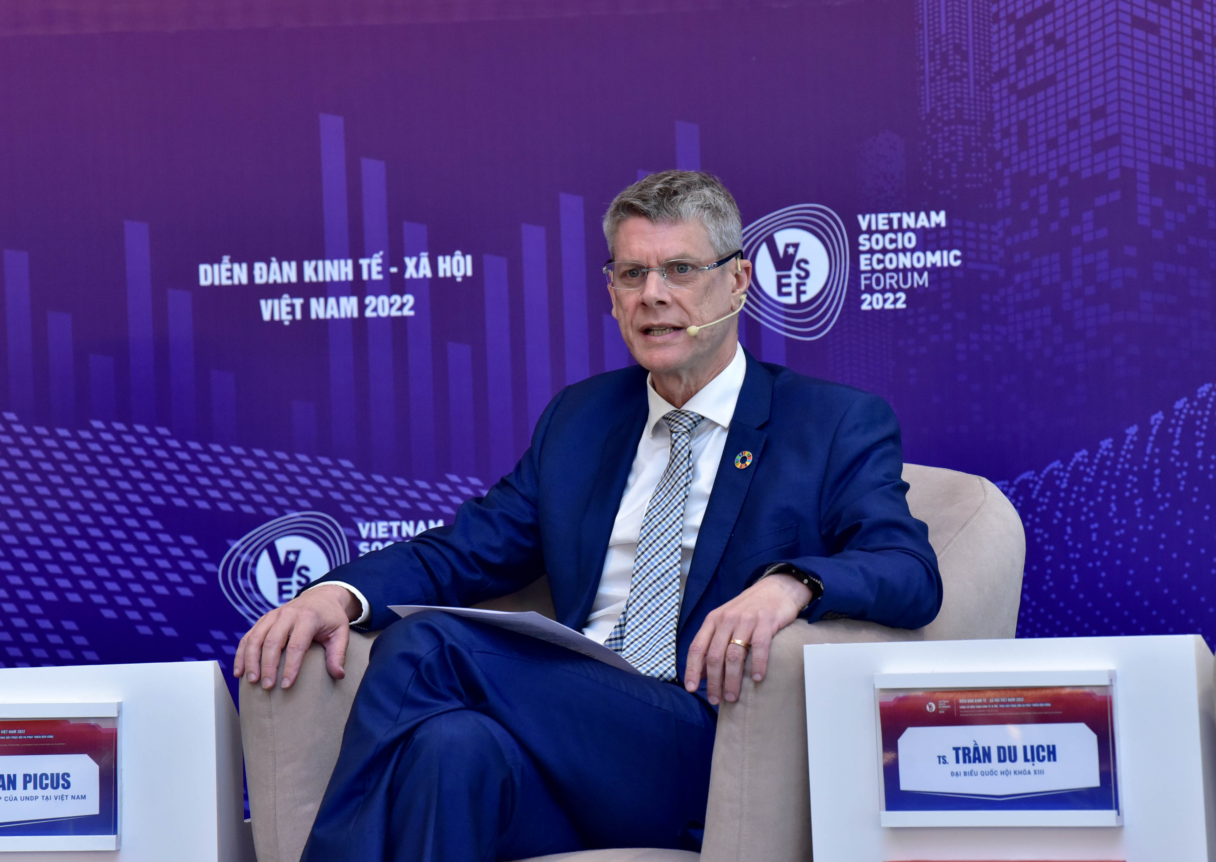 Chuyên gia quốc tế khuyến nghị Việt Nam chi tiền mặt cho dân để kích cầu