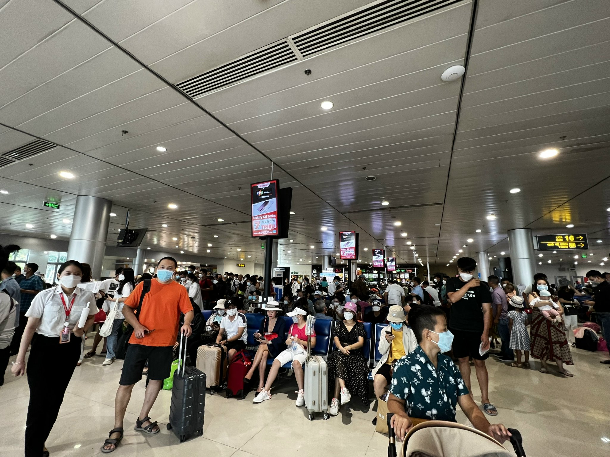 Sân bay Tân Sơn Nhất: Không thể 'bó gối' chờ nhà ga T3