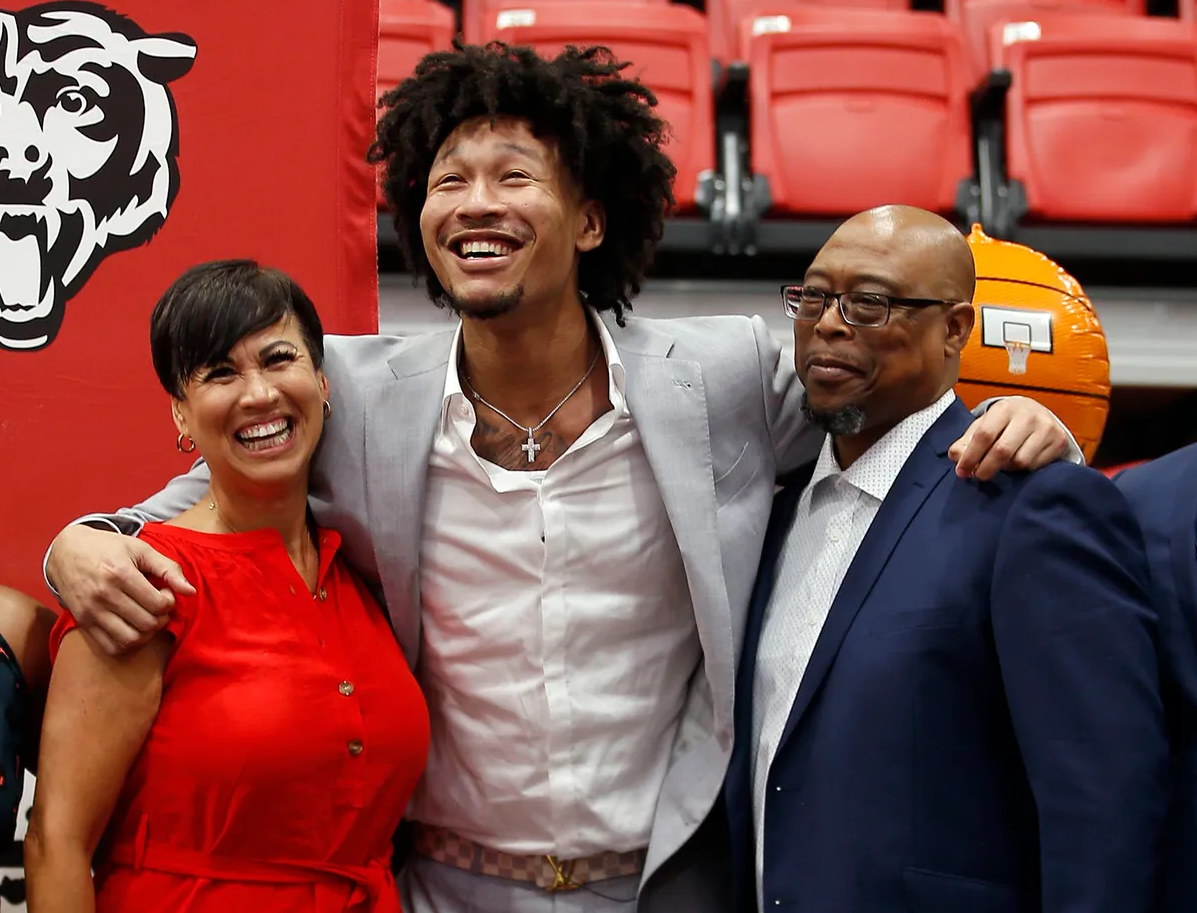 Tự hào cầu thủ gốc Việt đầu tiên chơi bóng ở giải bóng rổ nhà nghề Mỹ