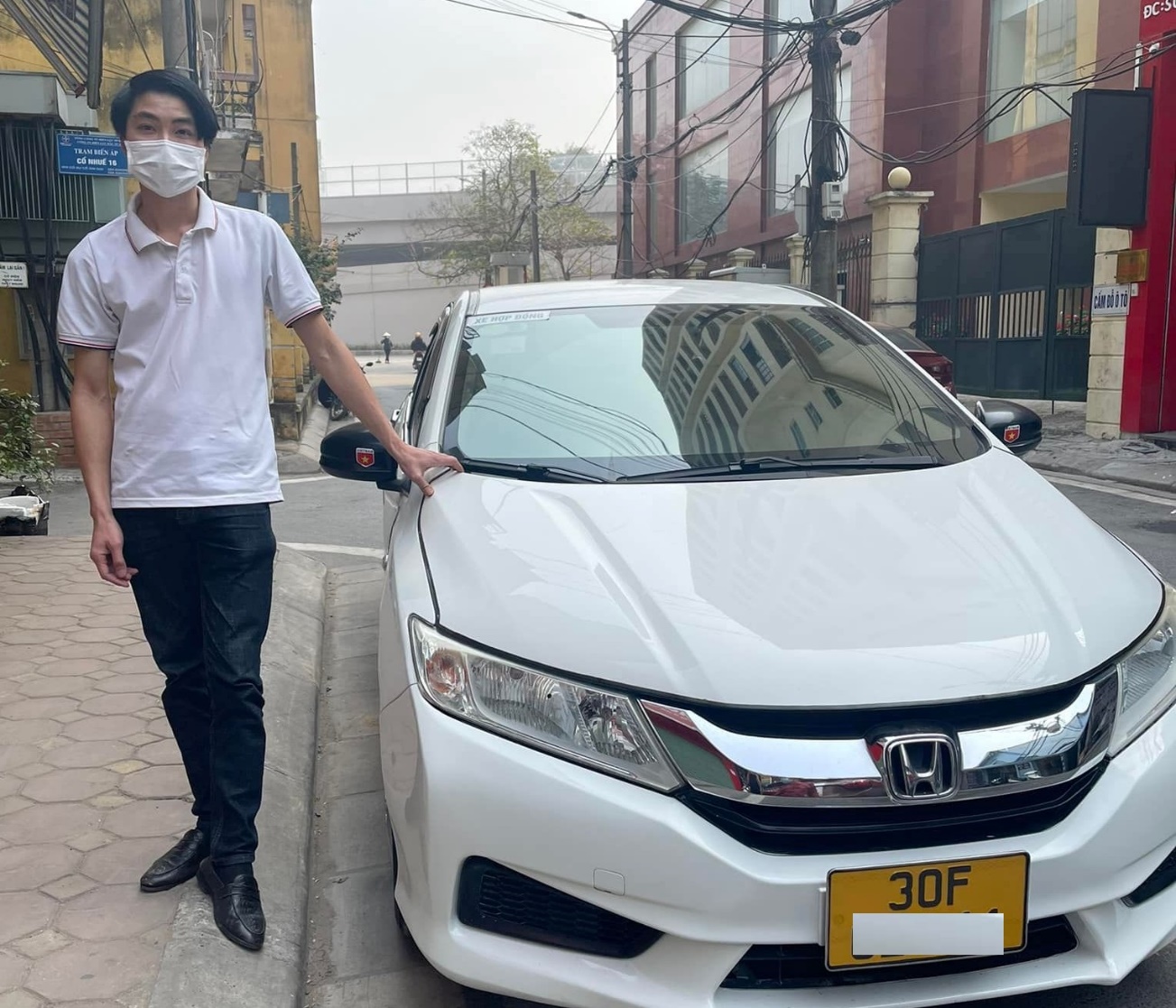 Nữ hành khách bất ngờ nhận lại 40 triệu đồng từ tài xế beCar