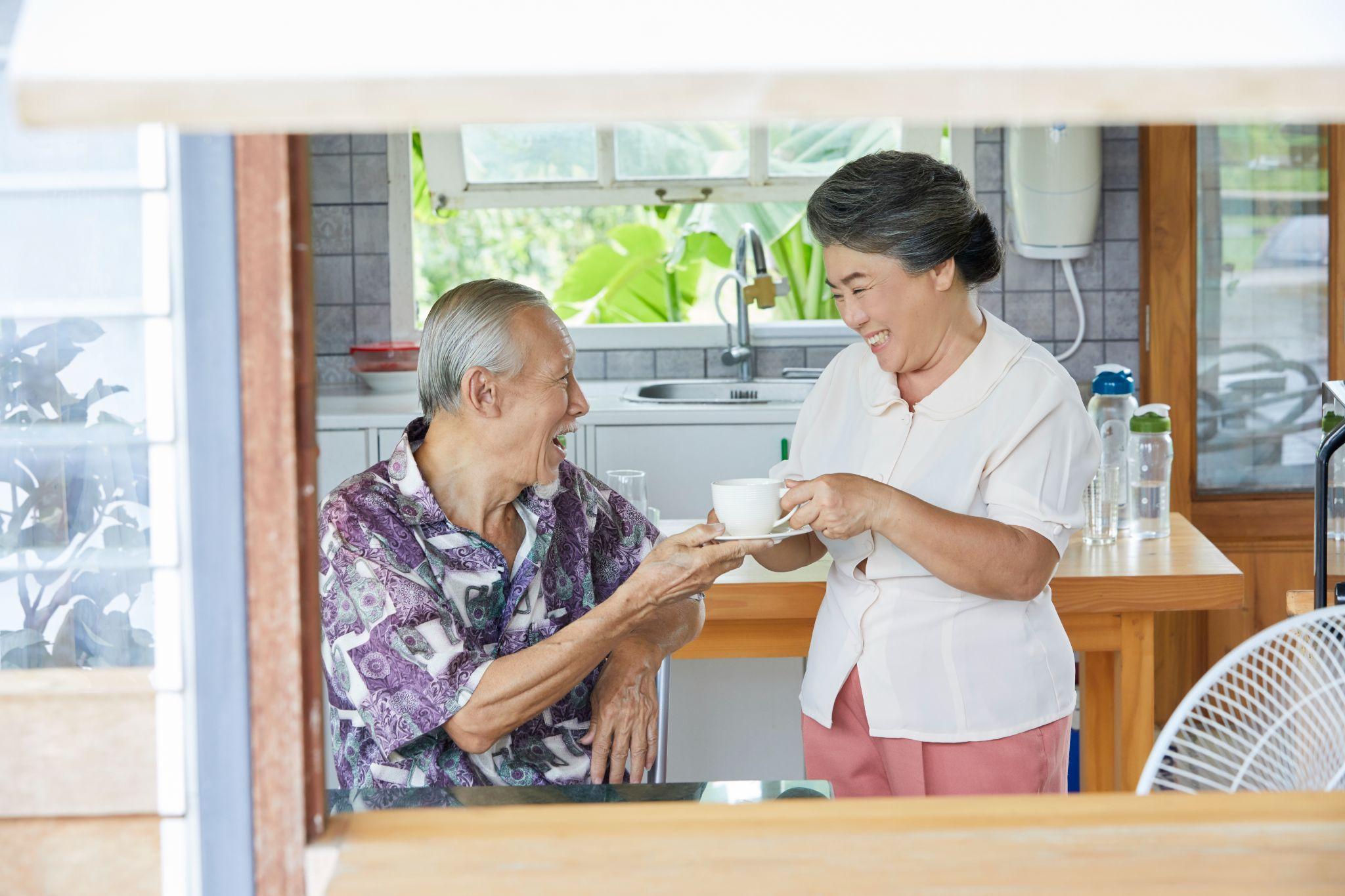 Xây dựng ‘hàng rào’ miễn dịch cho cha mẹ già