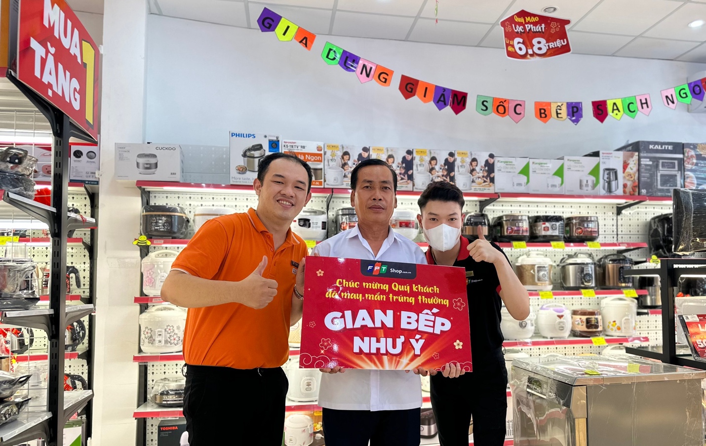 FPT Shop tặng quà khách hàng trúng thưởng ‘Trao ngay 68 Gian bếp Như Ý ...