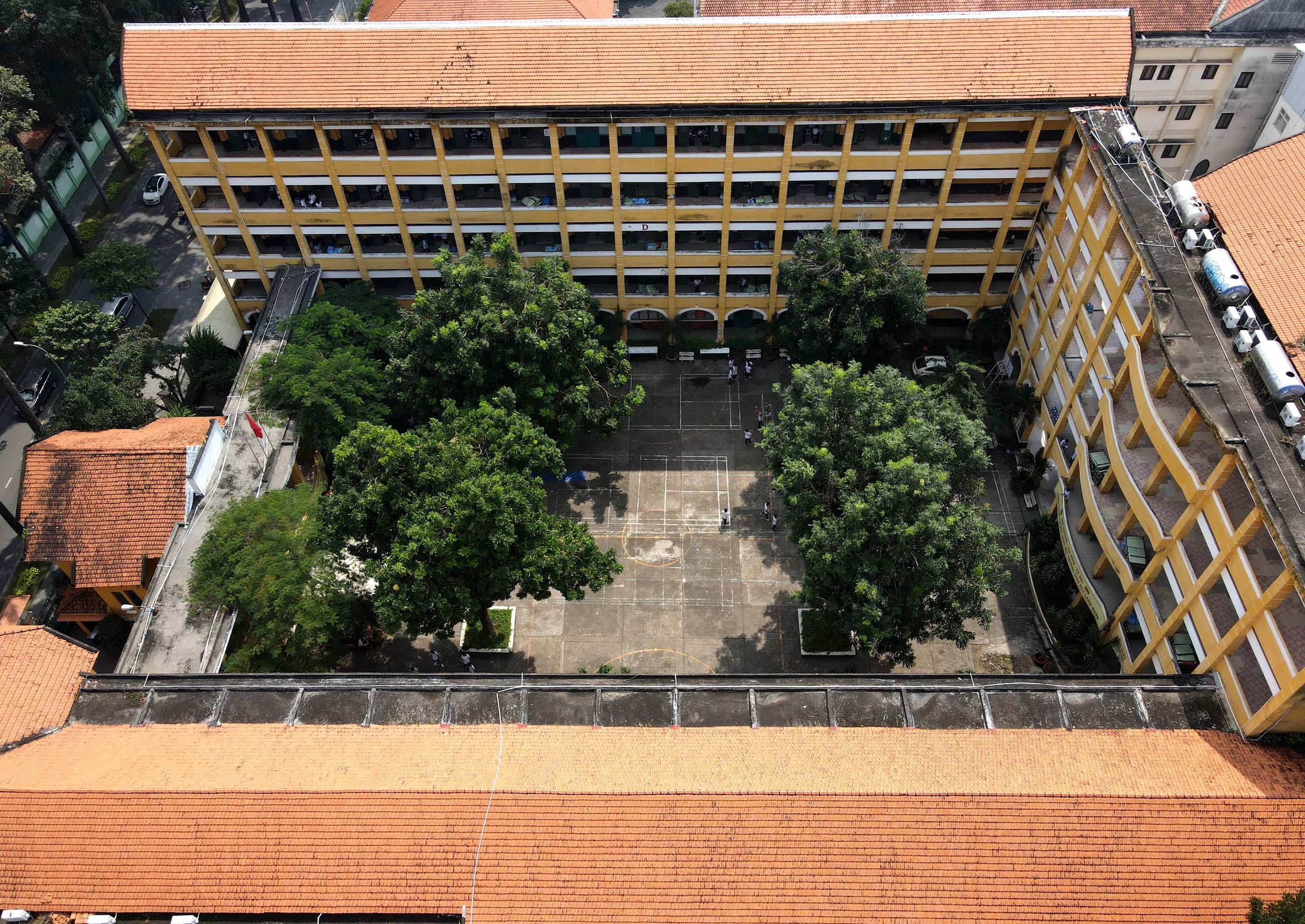 Trường THPT Trưng Vương: Mái ngói sụp, tường thấm bong tróc