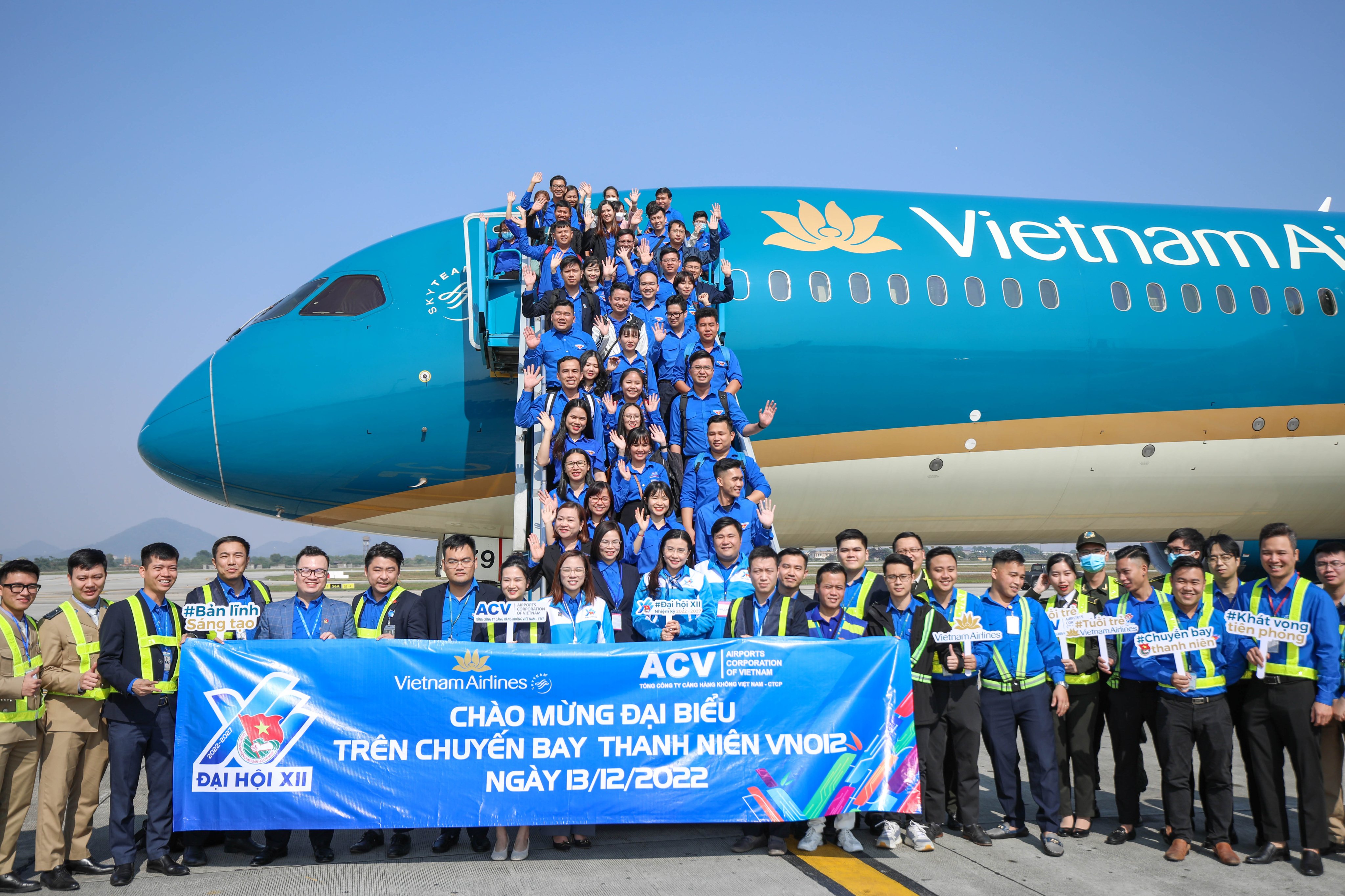 Hát vang ca khúc 'Sứ mệnh thanh niên' trên chuyến bay Thanh niên