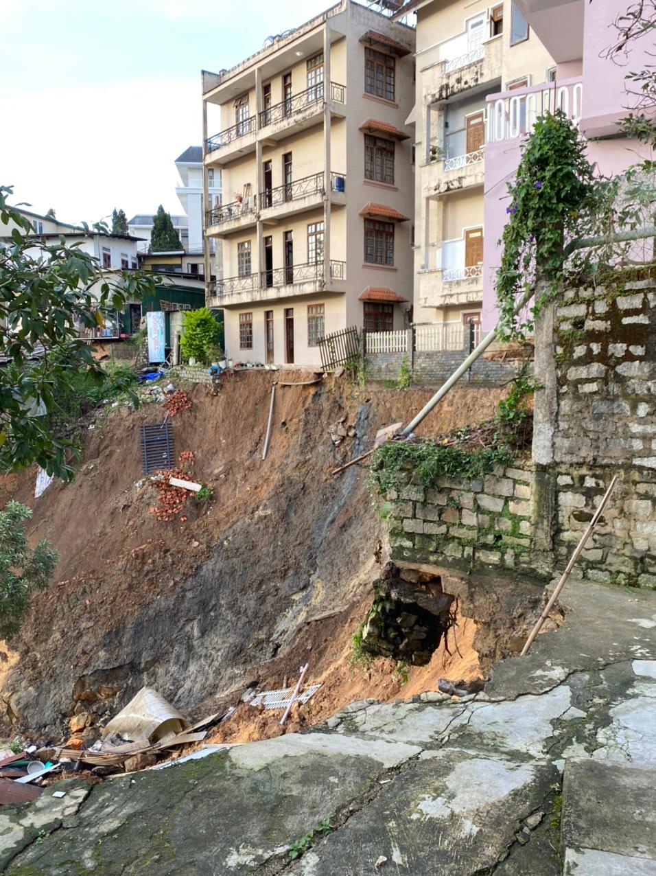 Sạt lở đất nghiêm trọng ở Đà Lạt, di dời khẩn cấp 7 hộ gia đình