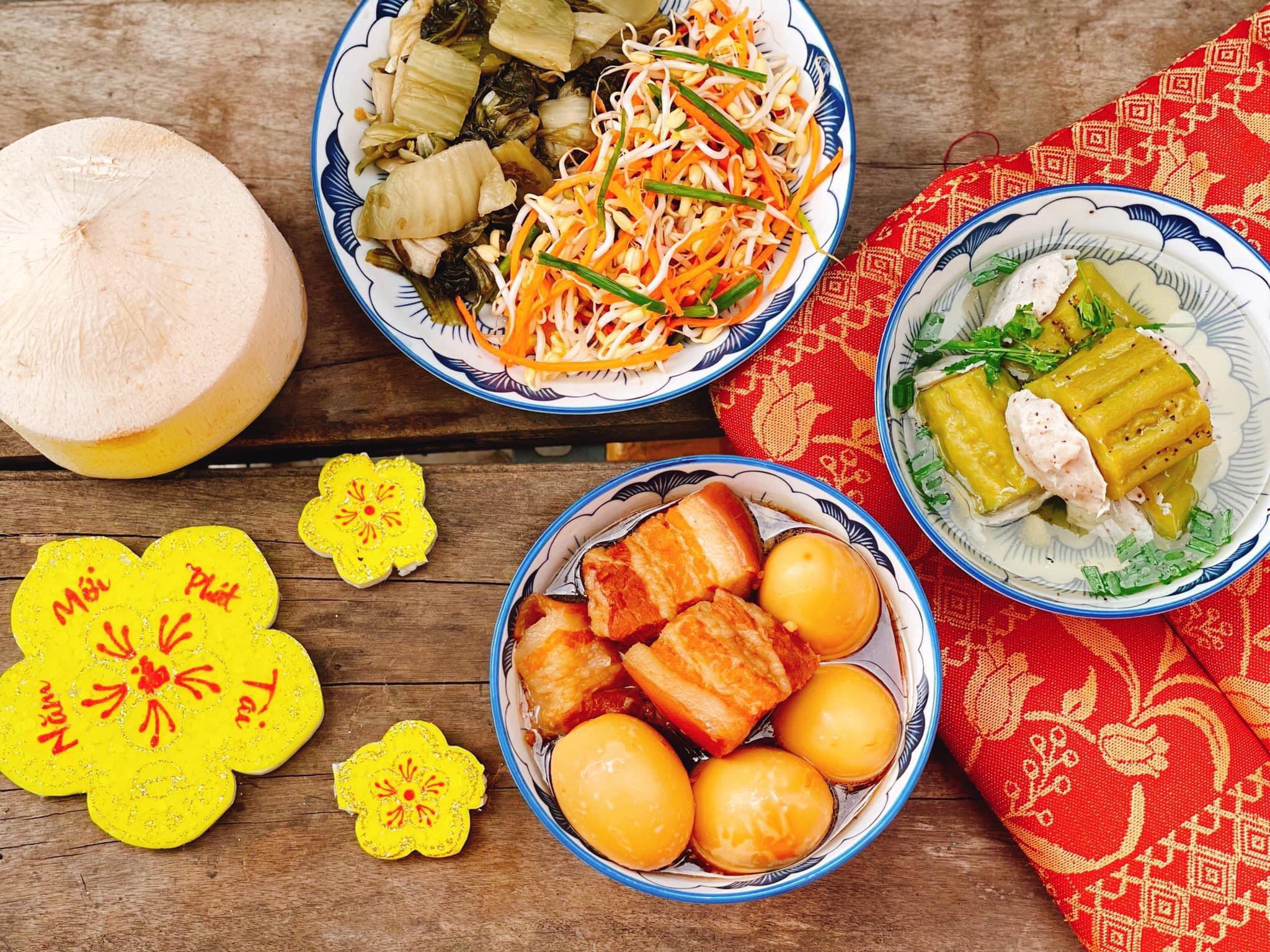 Gợi ý mâm cơm tết miền Nam hấp dẫn với canh khổ qua, thịt kho hột vịt...