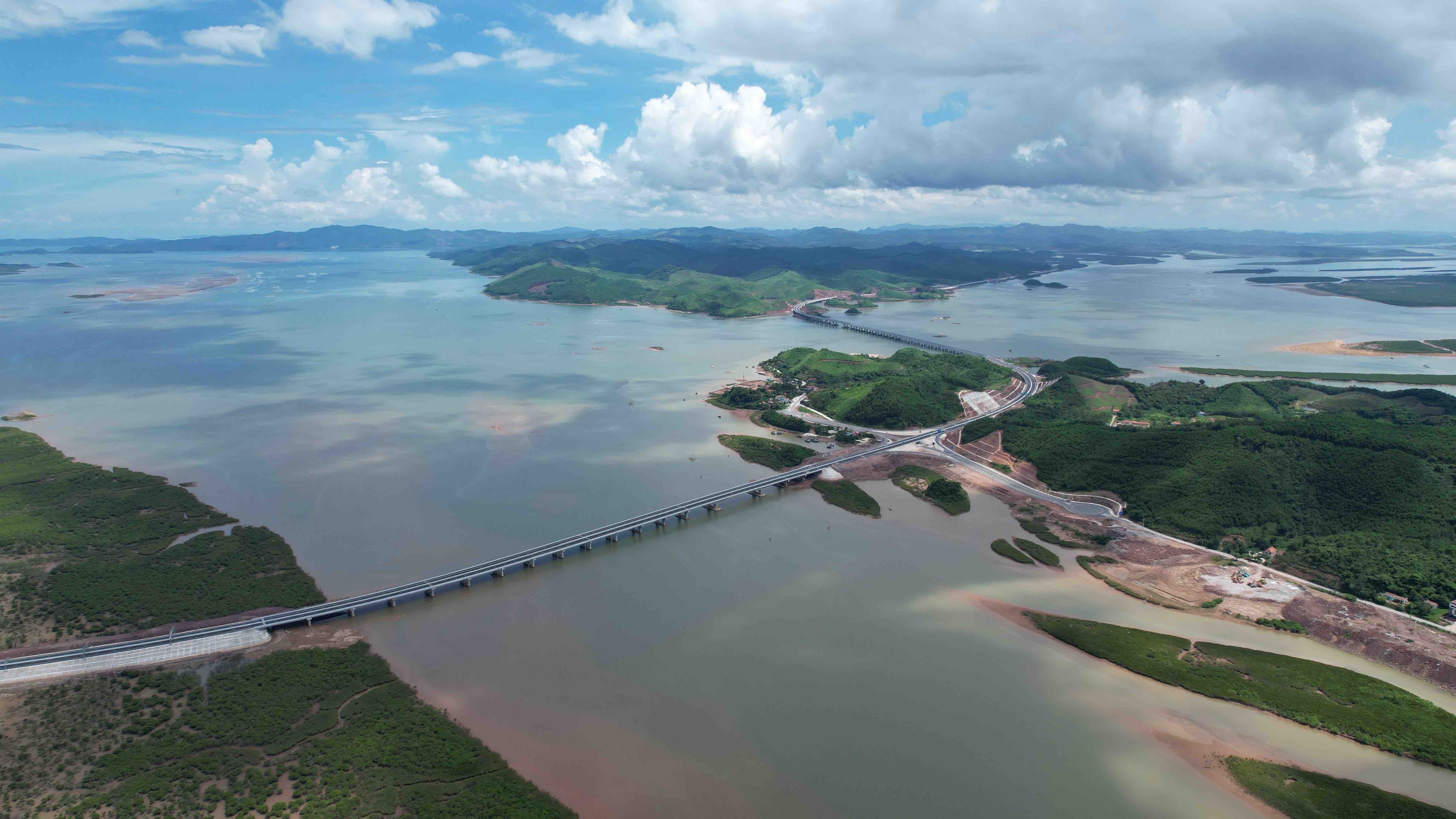 Quảng Ninh lý giải vì sao trục cao tốc 176 km chưa có toa lét, trạm xăng