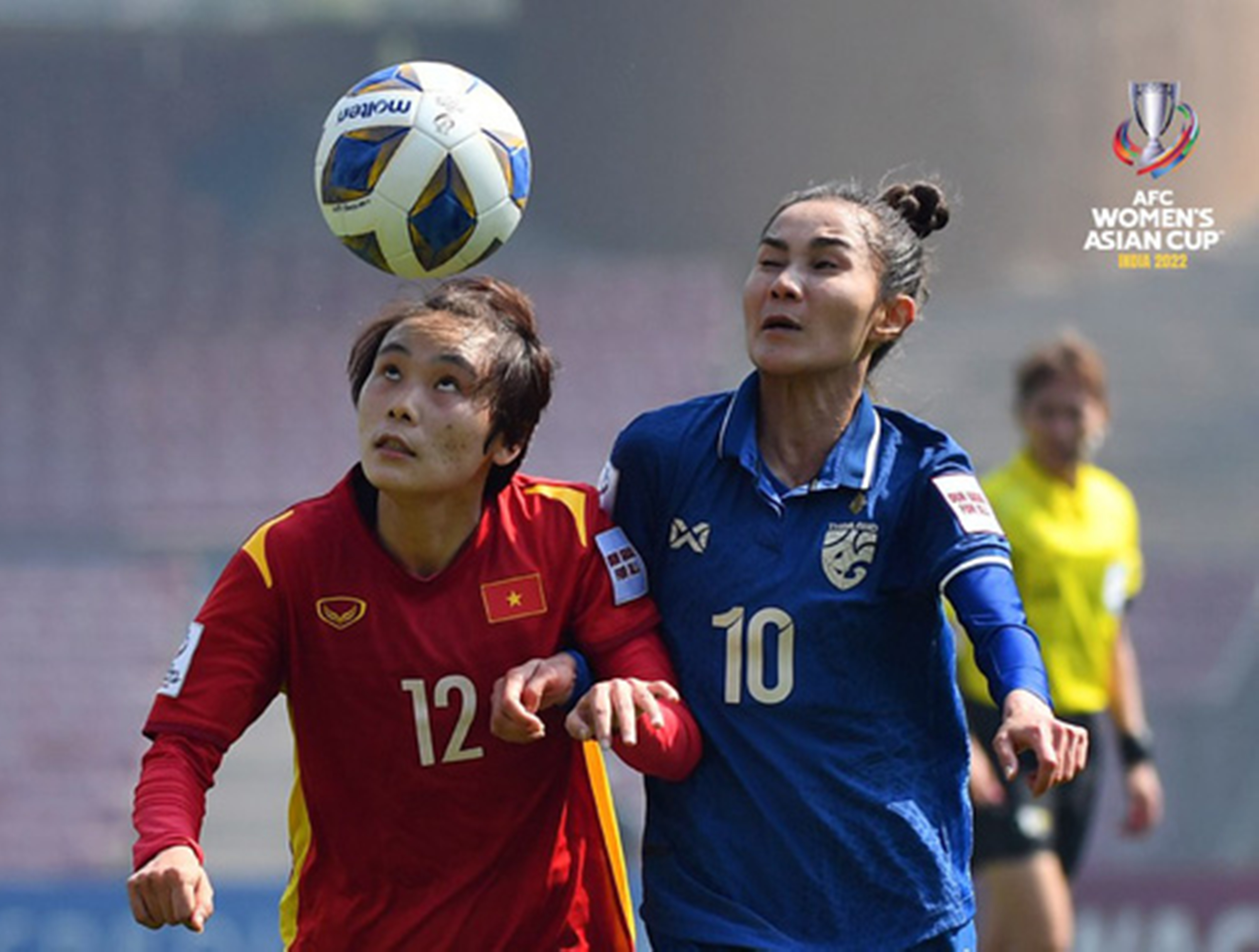 Tiền đạo Phạm Hải Yến 'xúng xính' lễ phục cử nhân, cầm bằng đại học loại giỏi