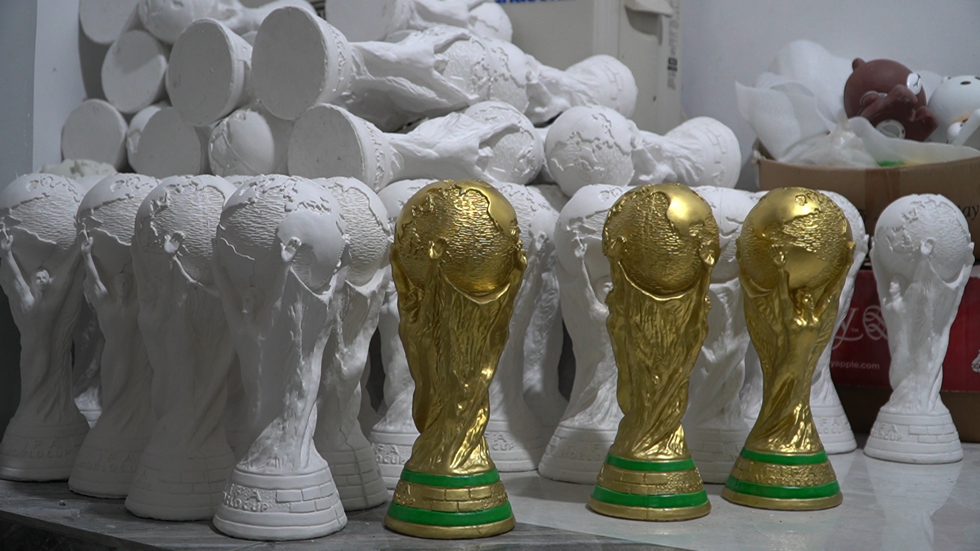 Cận cảnh cúp vàng World Cup giá từ 70.000 đồng xuất hiện ở Hà Nội