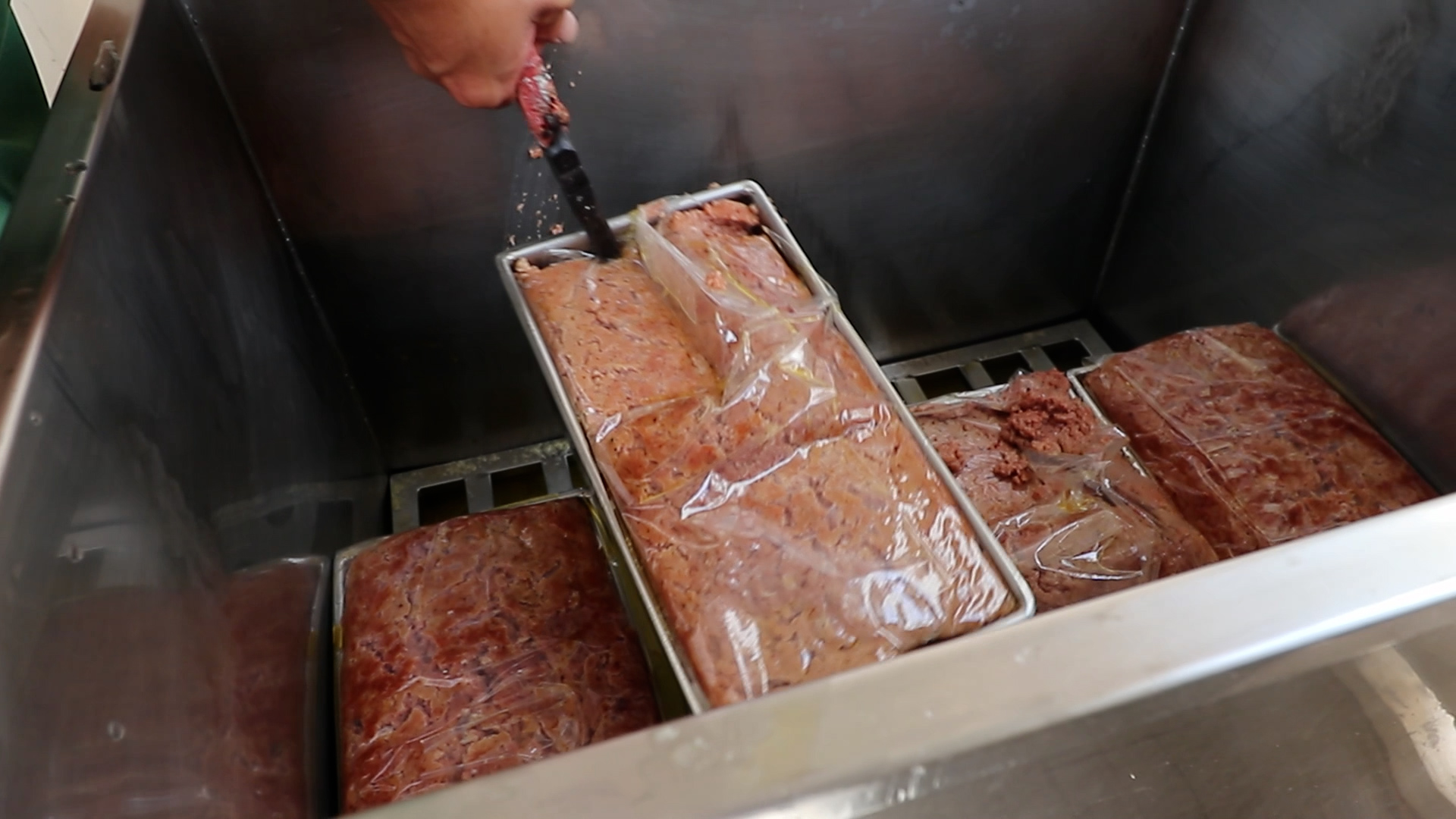 Pa tê gan gà trứ danh của tiệm bánh mì xưa nhất Hà Nội tại Sài Gòn: Xay ...