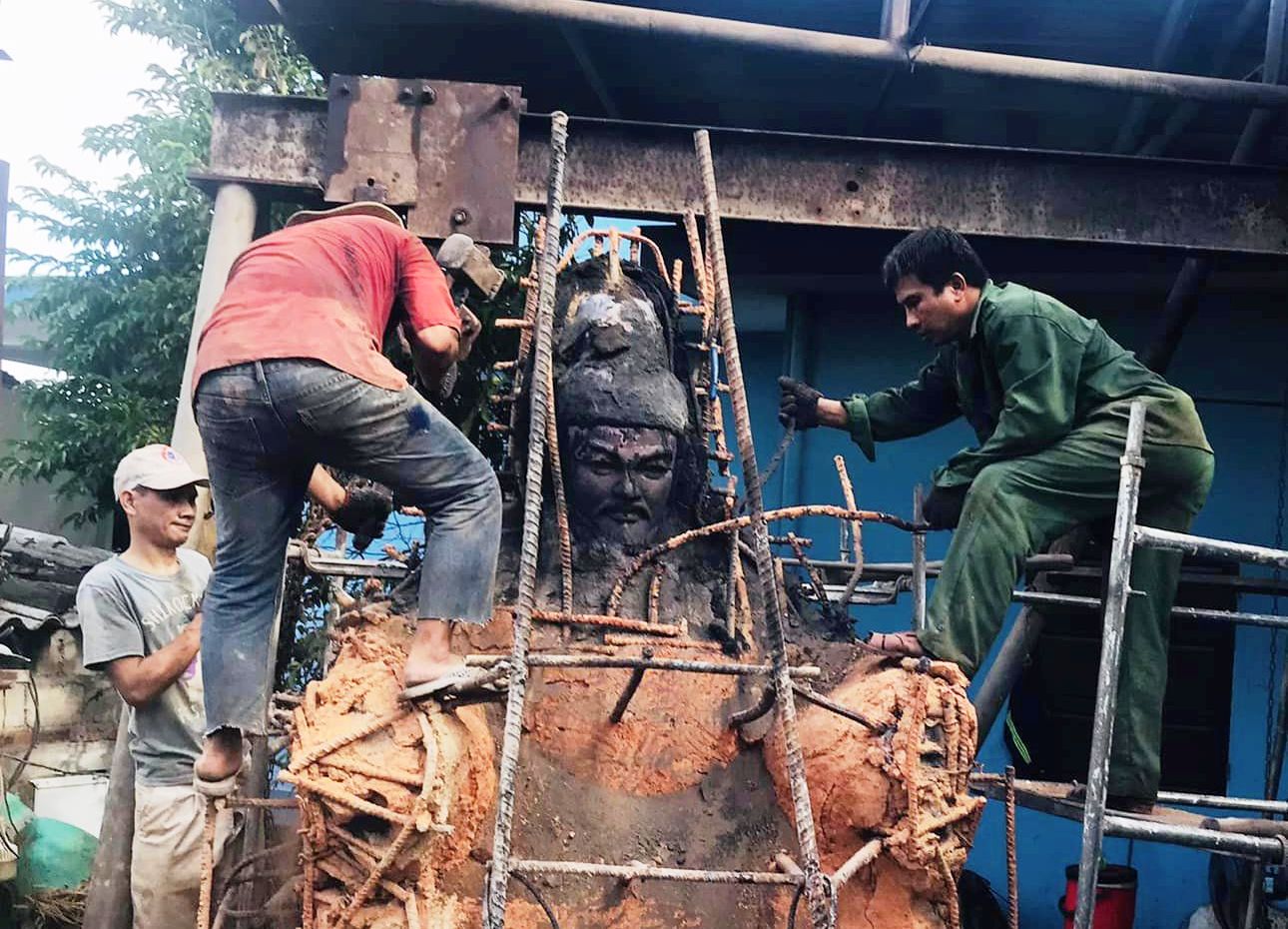 Nghệ nhân đúc đồng Huế đúc thành công tượng vua Gia Long